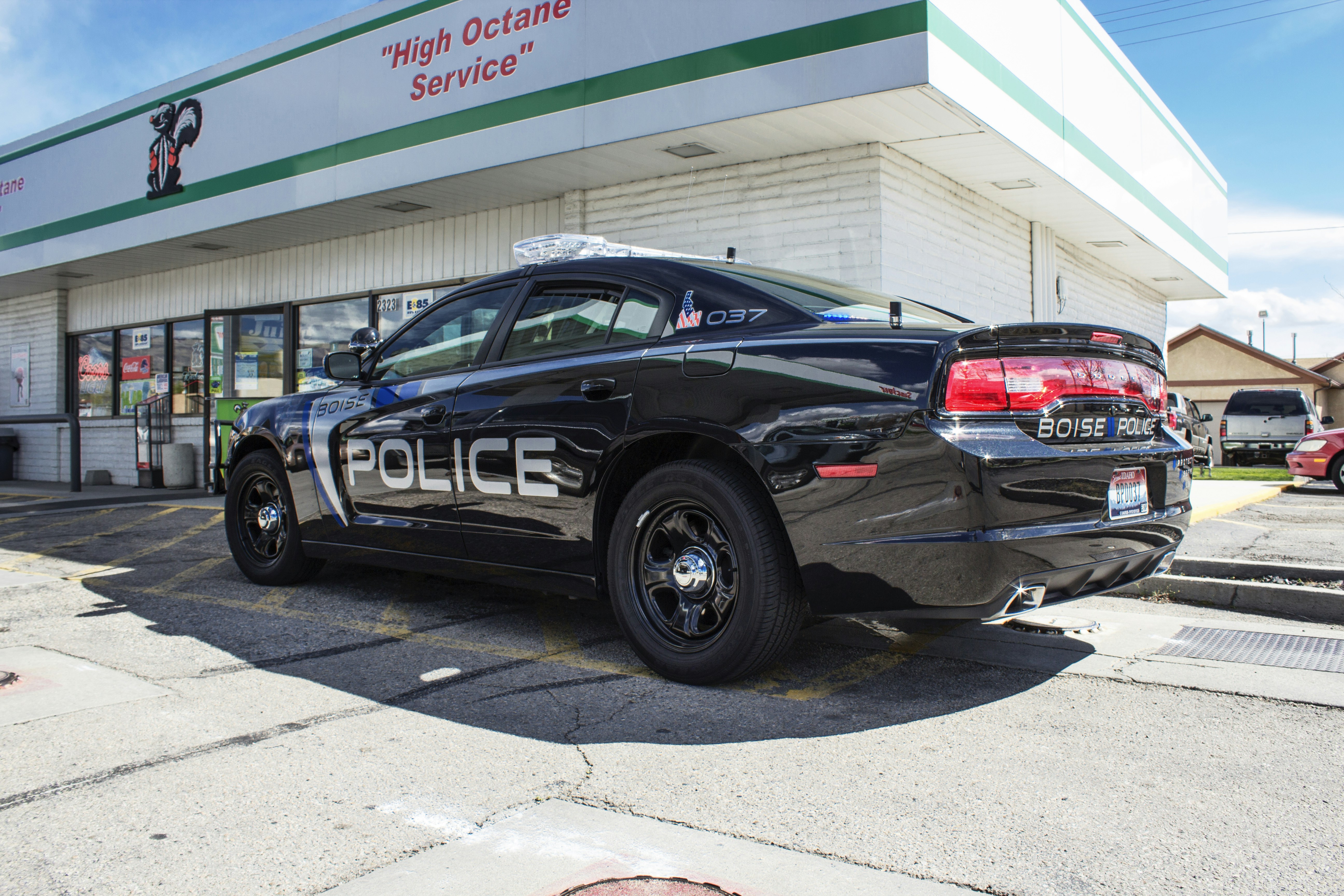 A police car parked in front of a convenience store photo – Free Car ...