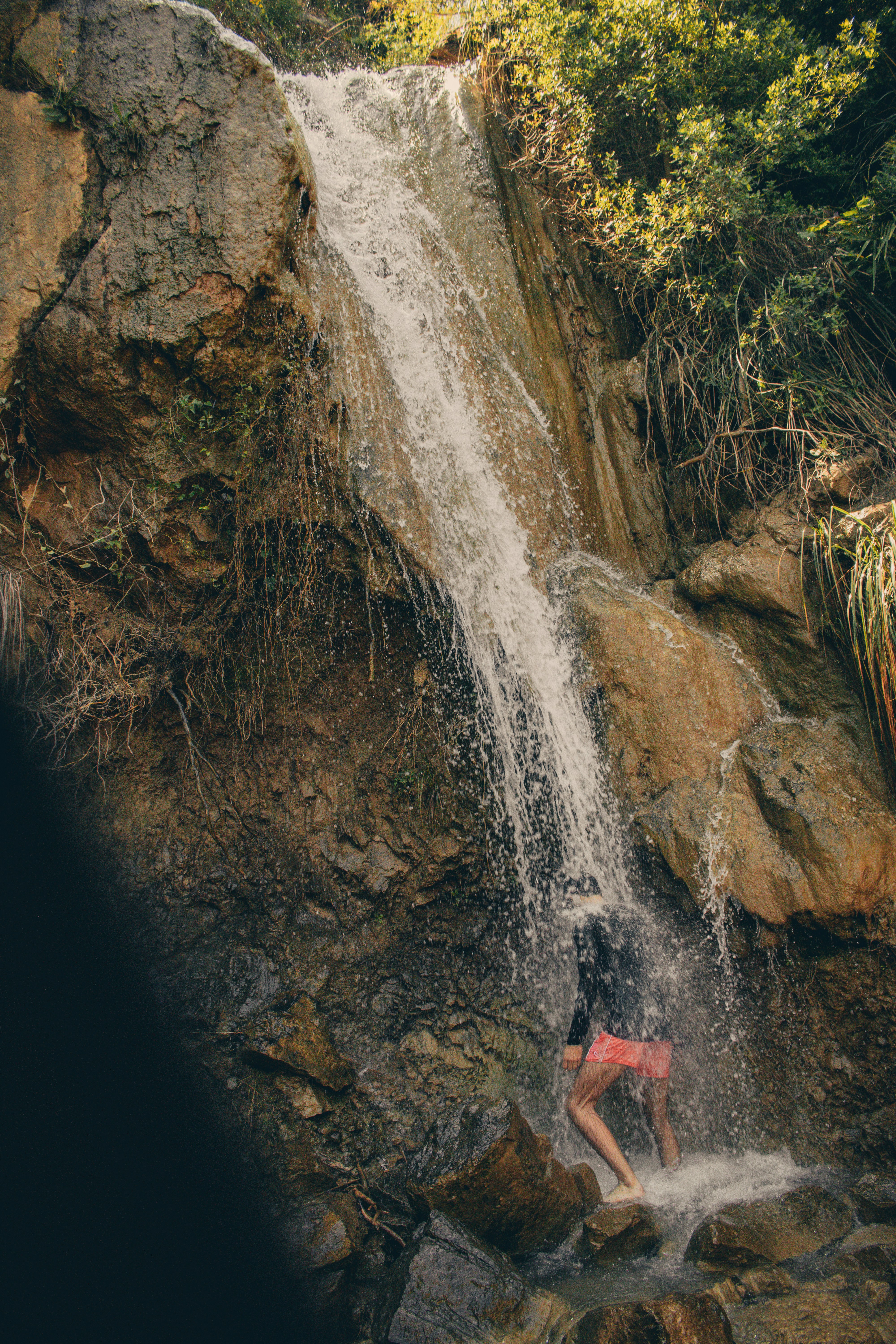 Une personne debout devant une cascade photo – Photo Tipaza Gratuite ...