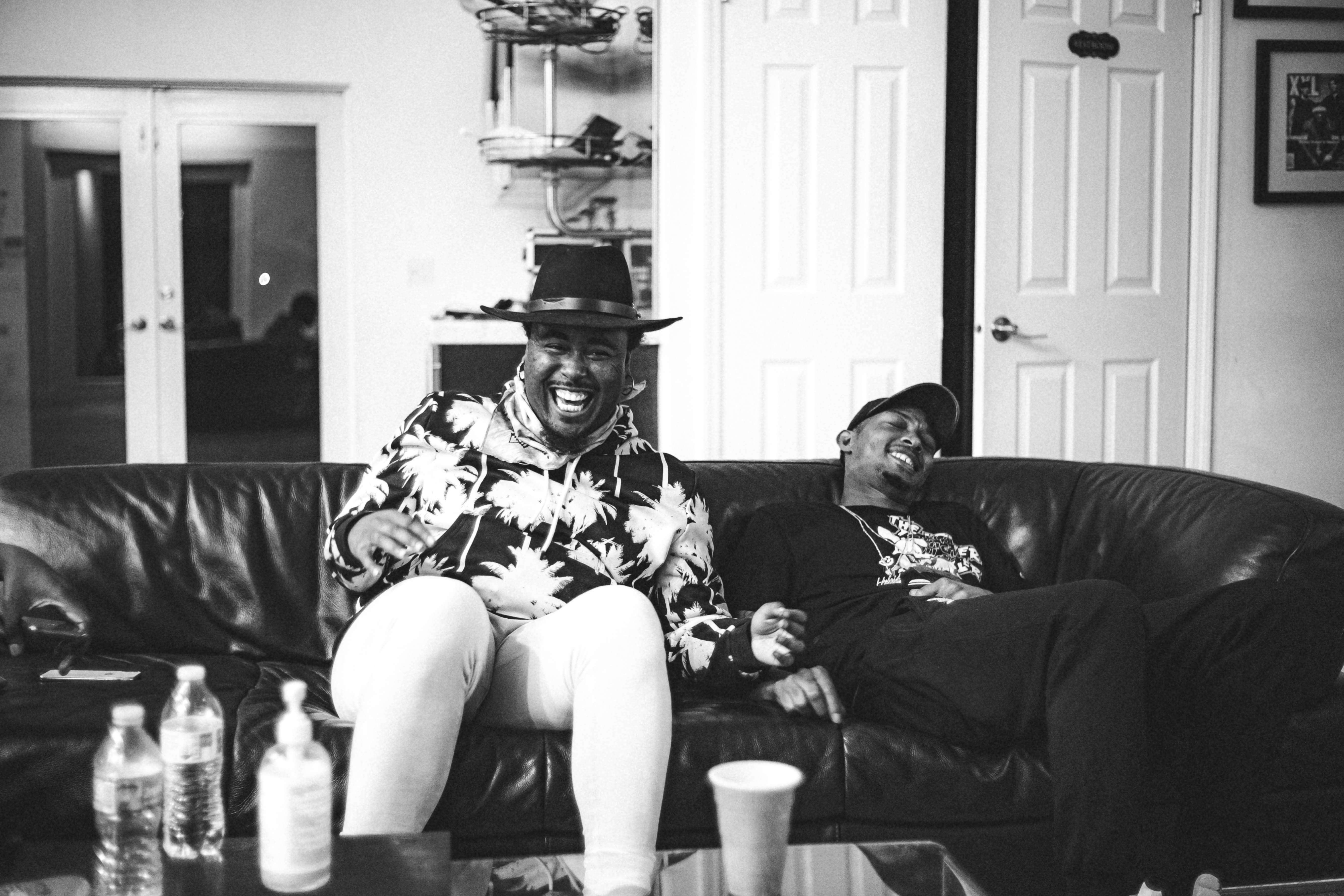 Deux personnes assises sur un canapé dans un salon photo – Photo ...