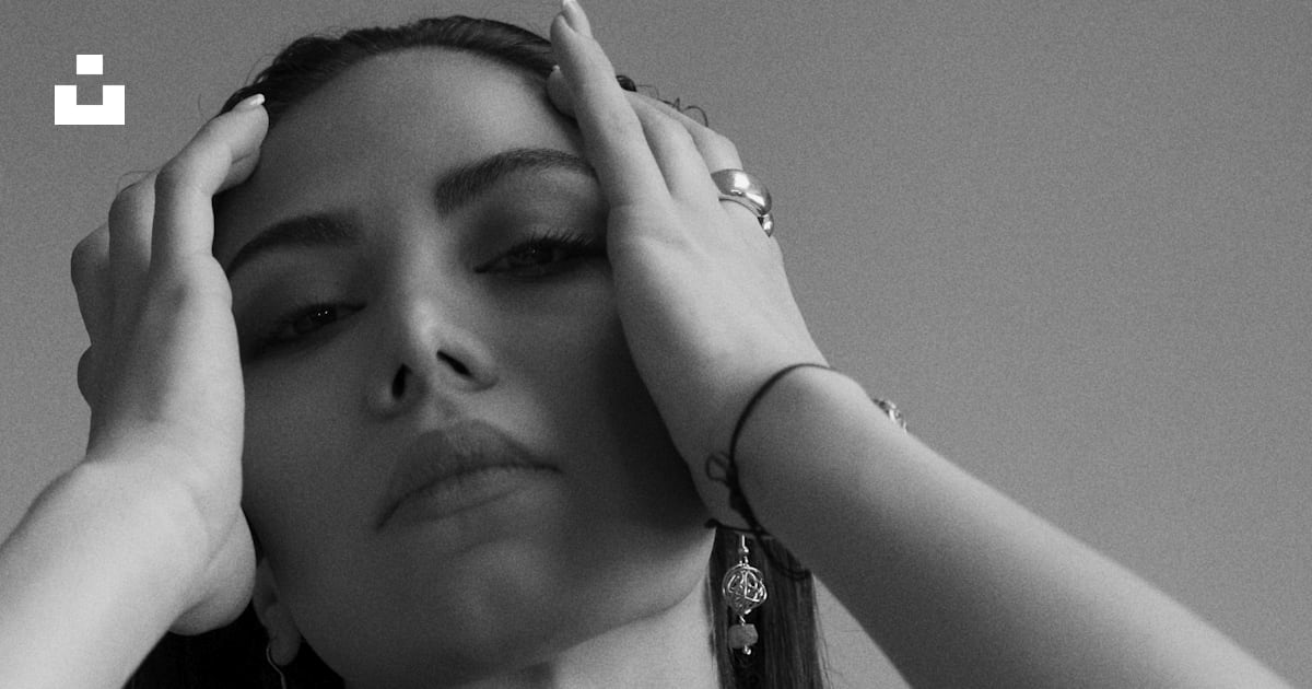 Una Mujer Con Las Manos En La Cabeza Foto Imagen De Irán Gratuita En