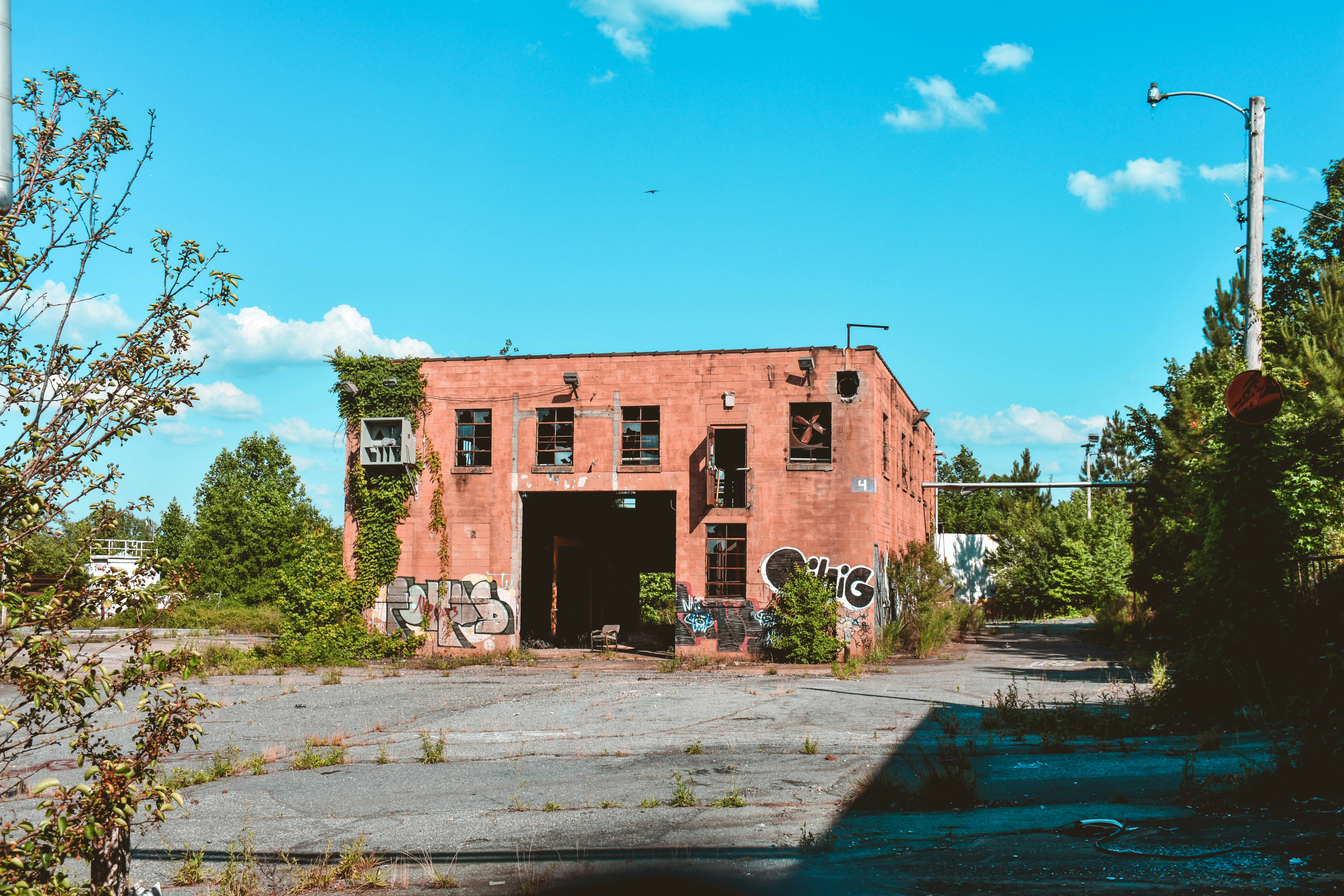 Un bâtiment délabré avec des graffitis sur le côté photo – Photo Adobe ...