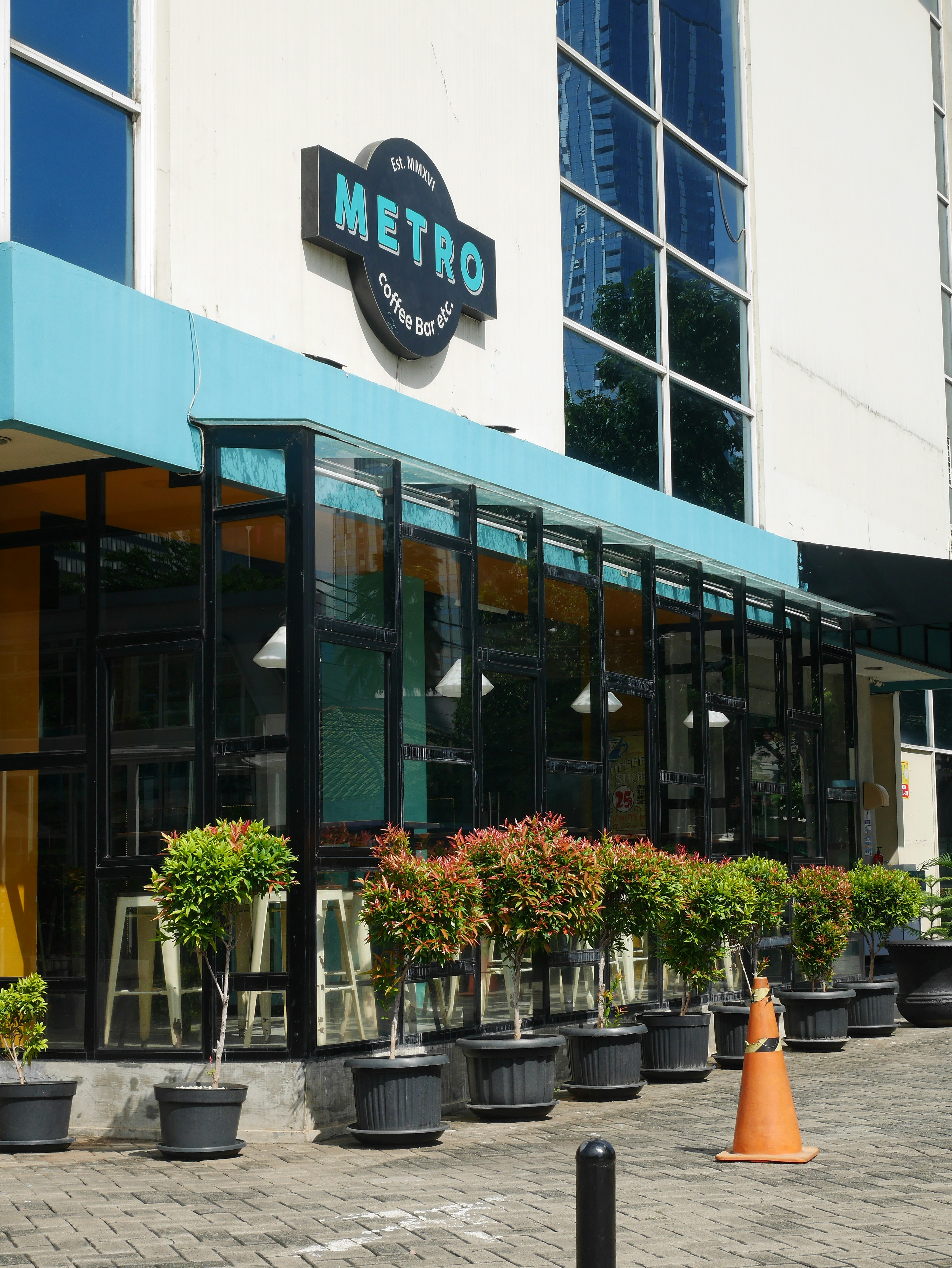 A building with potted plants in front of it photo – Free Metro shop ...