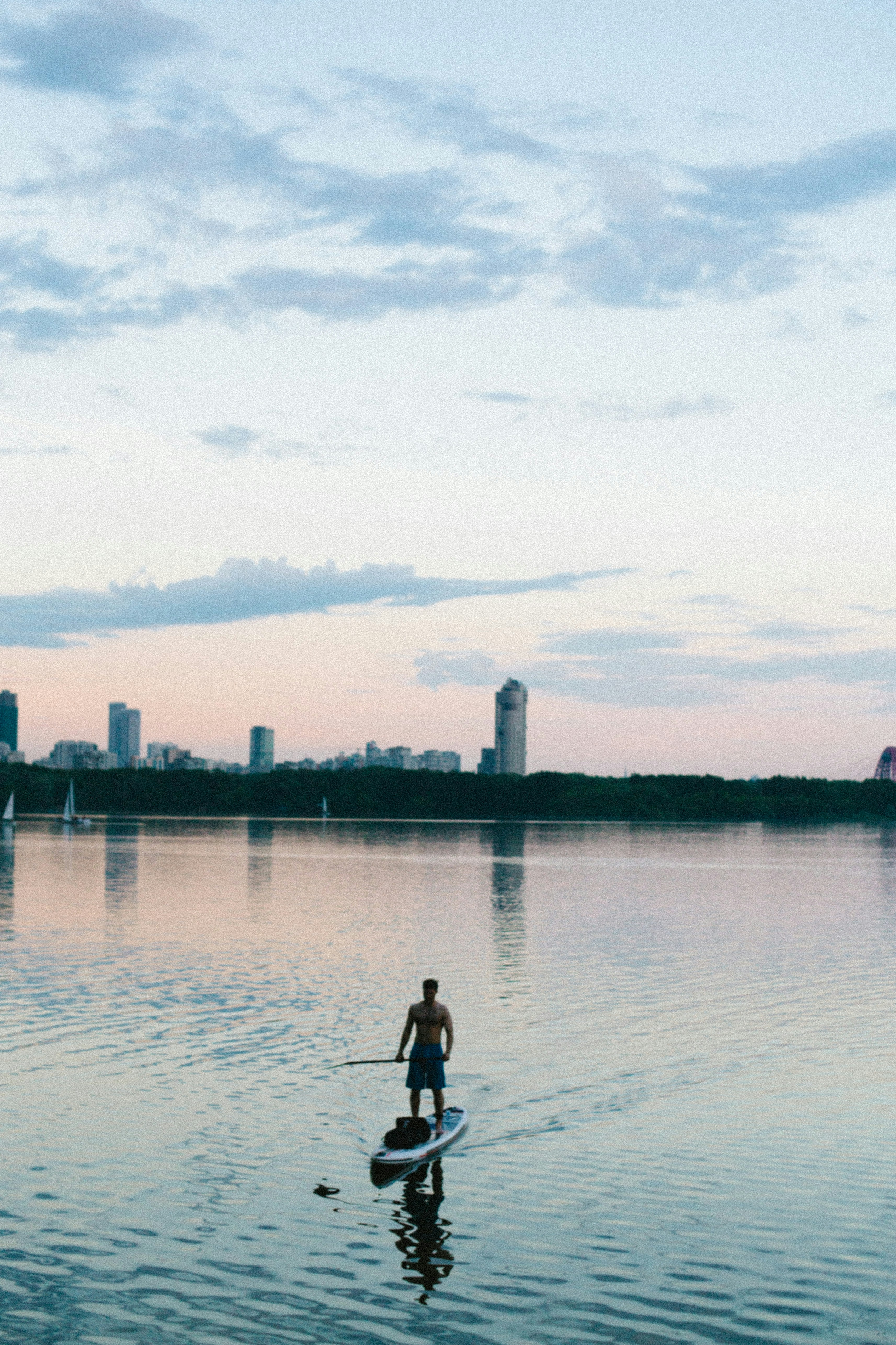 Foto Un hombre remando en un lago – Imagen Agua gratis en Unsplash