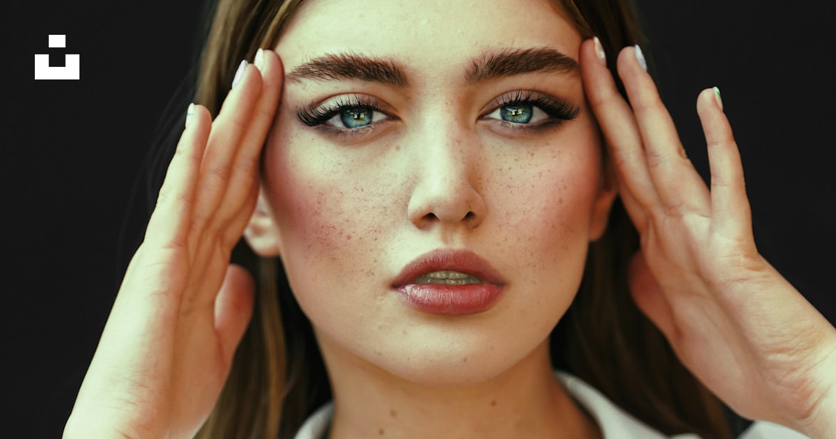 Foto Una Mujer Con Las Manos En La Cara Imagen Creativo Gratis En