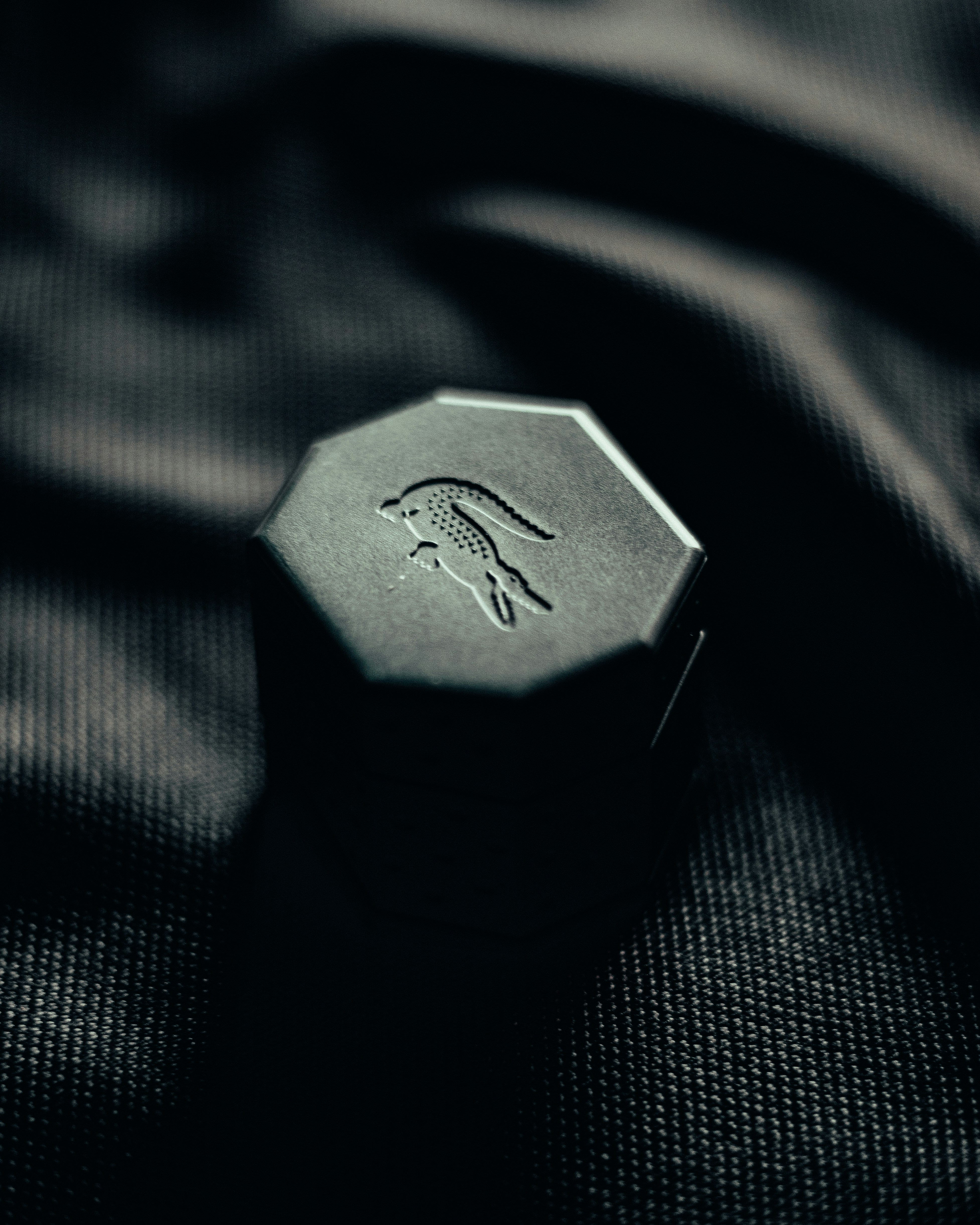 A small square object with a logo on it photo – Free Grey Image on Unsplash