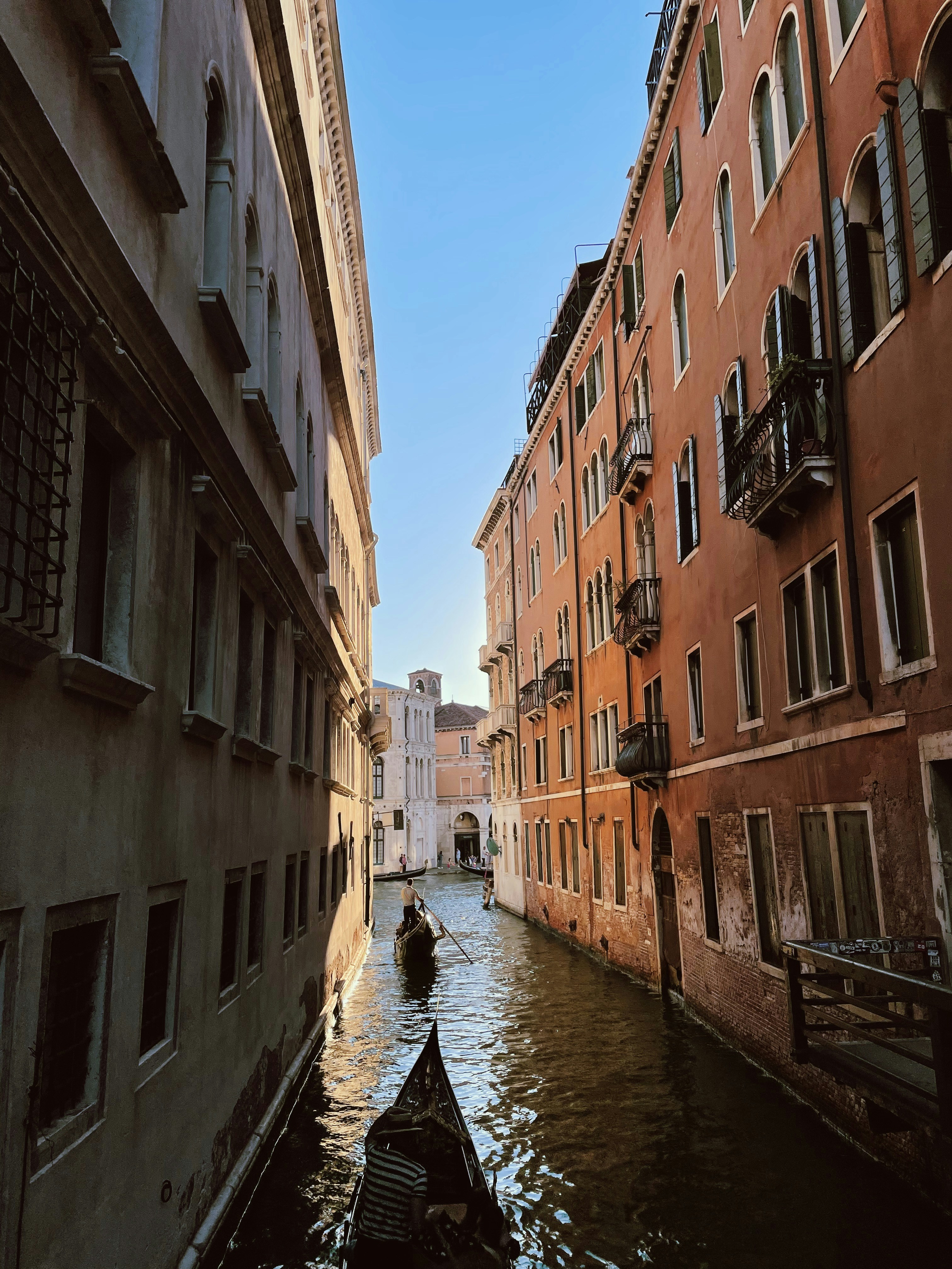 A canal between two buildings photo – Free Venice Image on Unsplash