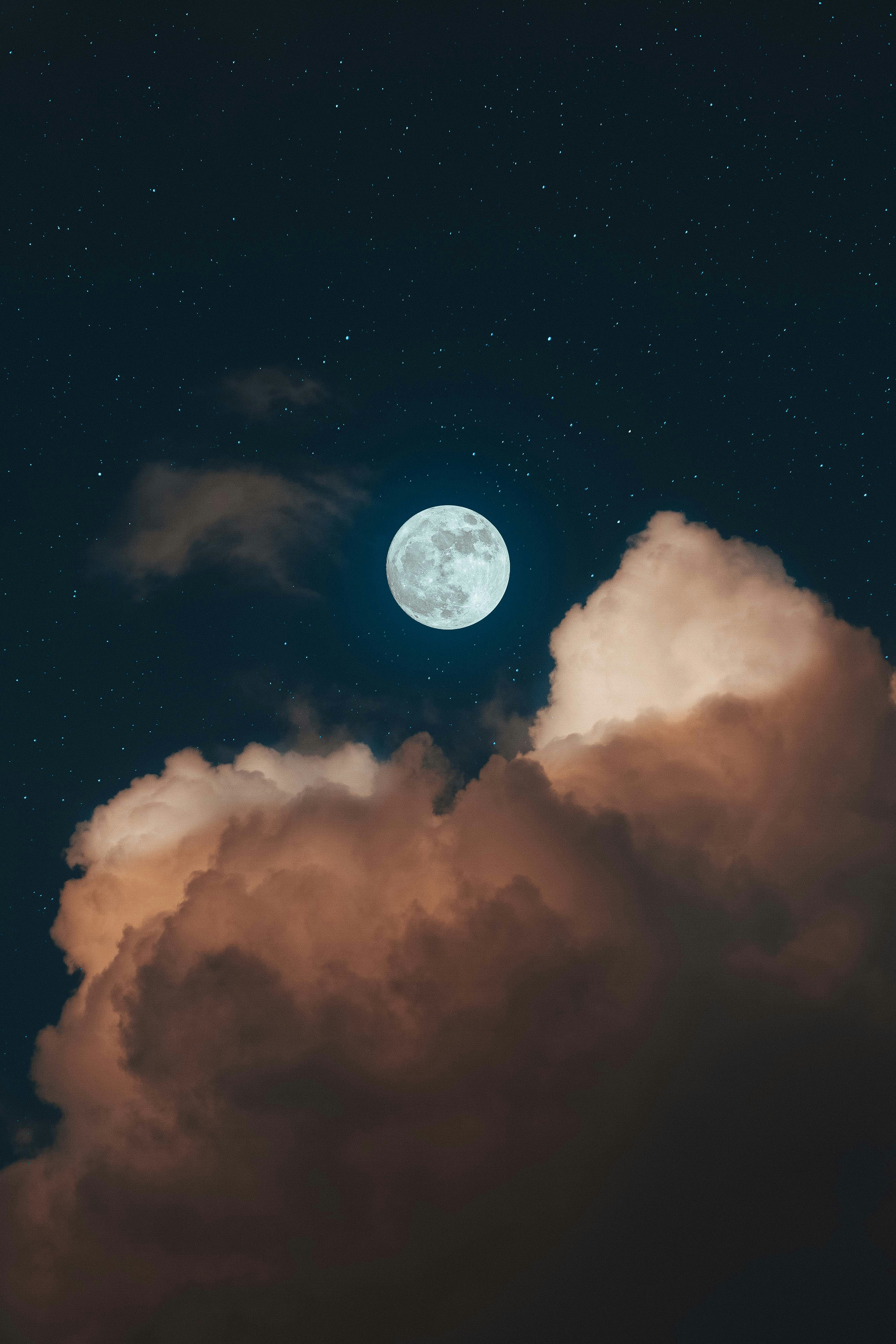 Uma lua no céu foto – Imagem grátis sobre Fundos na Unsplash