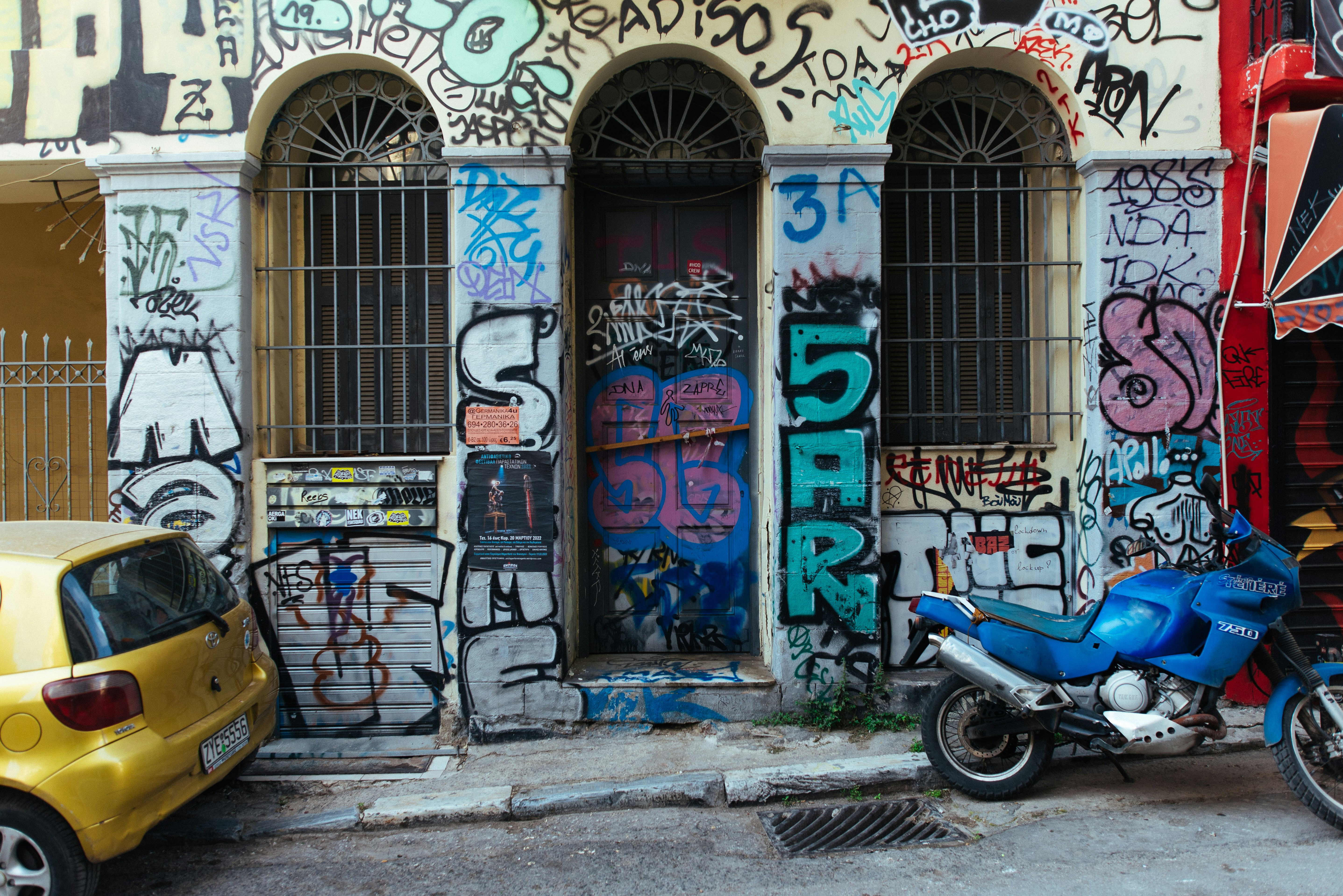 A building with graffiti photo – Free Graffiti Image on Unsplash