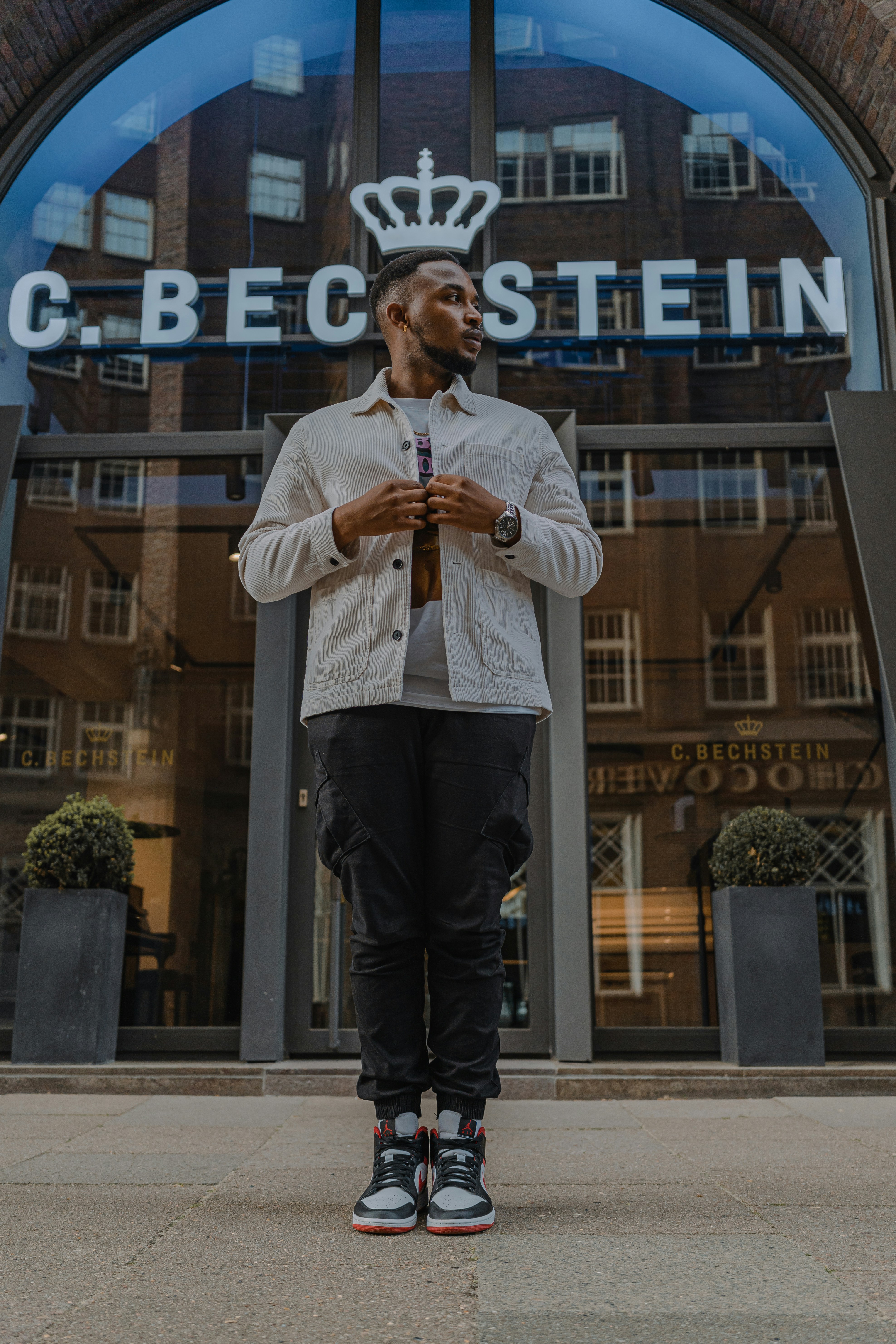 Une personne debout devant un immeuble photo – Photo Hambourg Gratuite ...