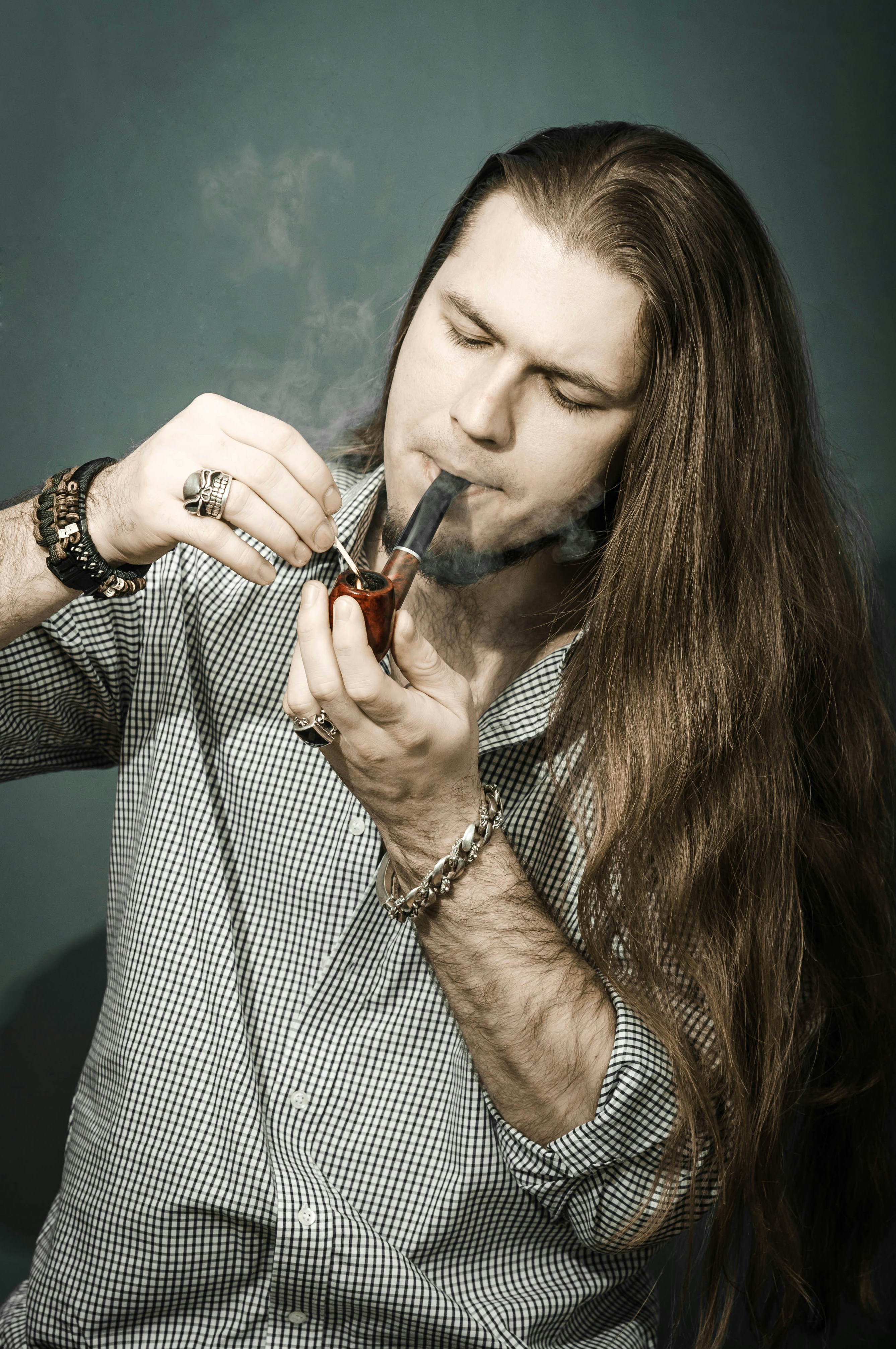 Foto Una persona con cabello largo y barba sosteniendo un micrófono ...