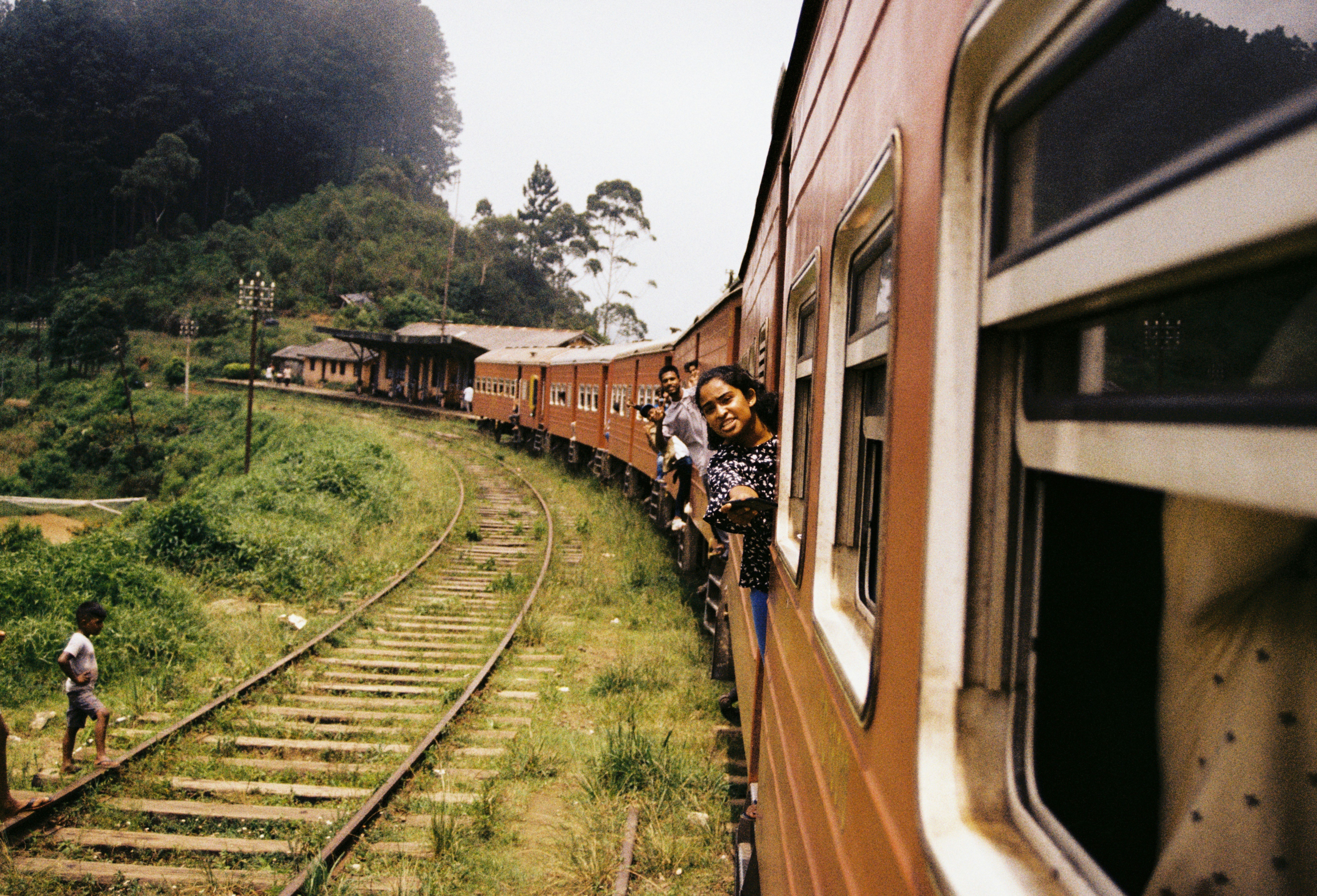 A group of kids stand on the side of a train photo – Free Wallpaper ...