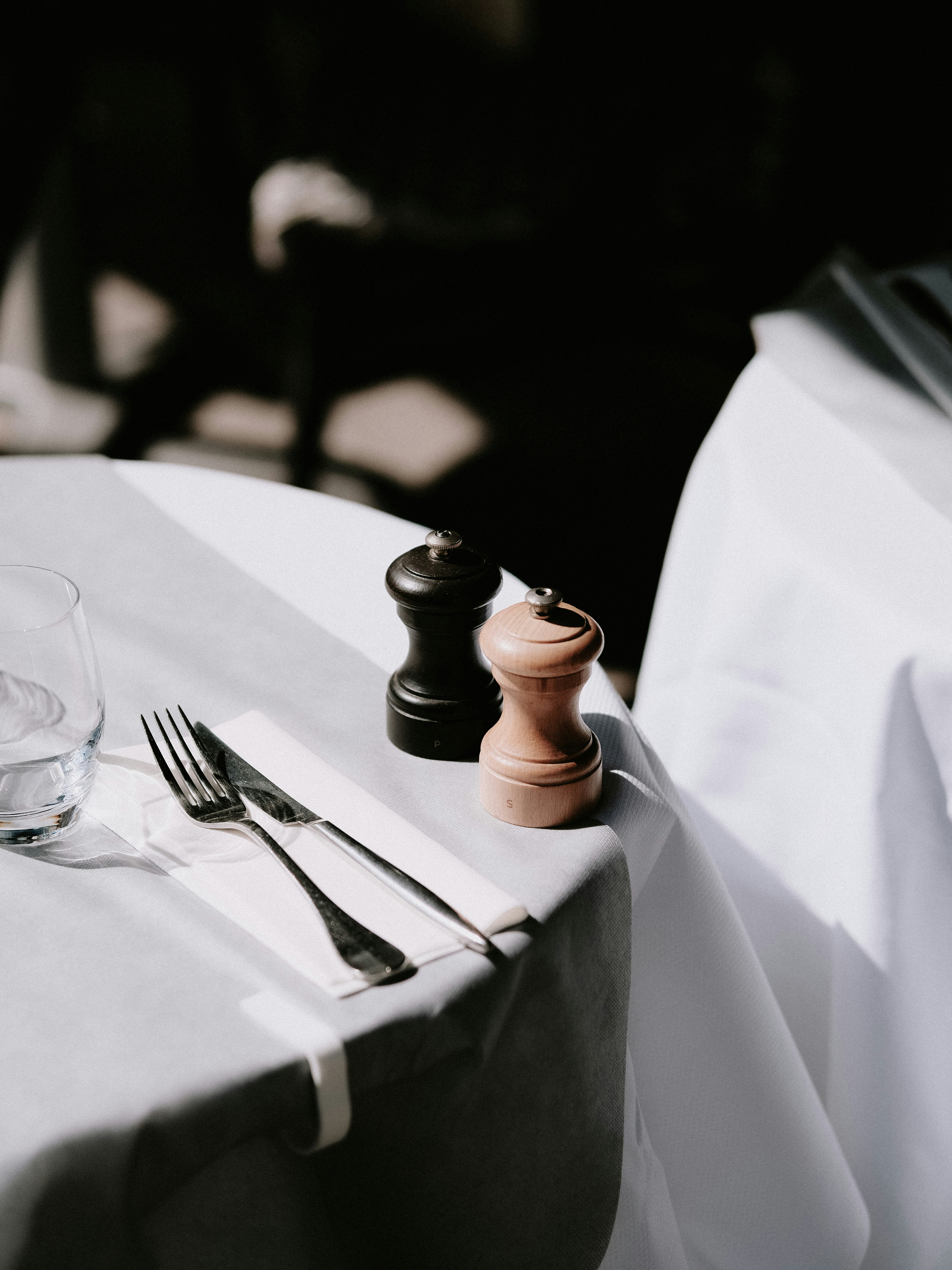 Une table avec une fourchette et un couteau photo – Photo Paris ...