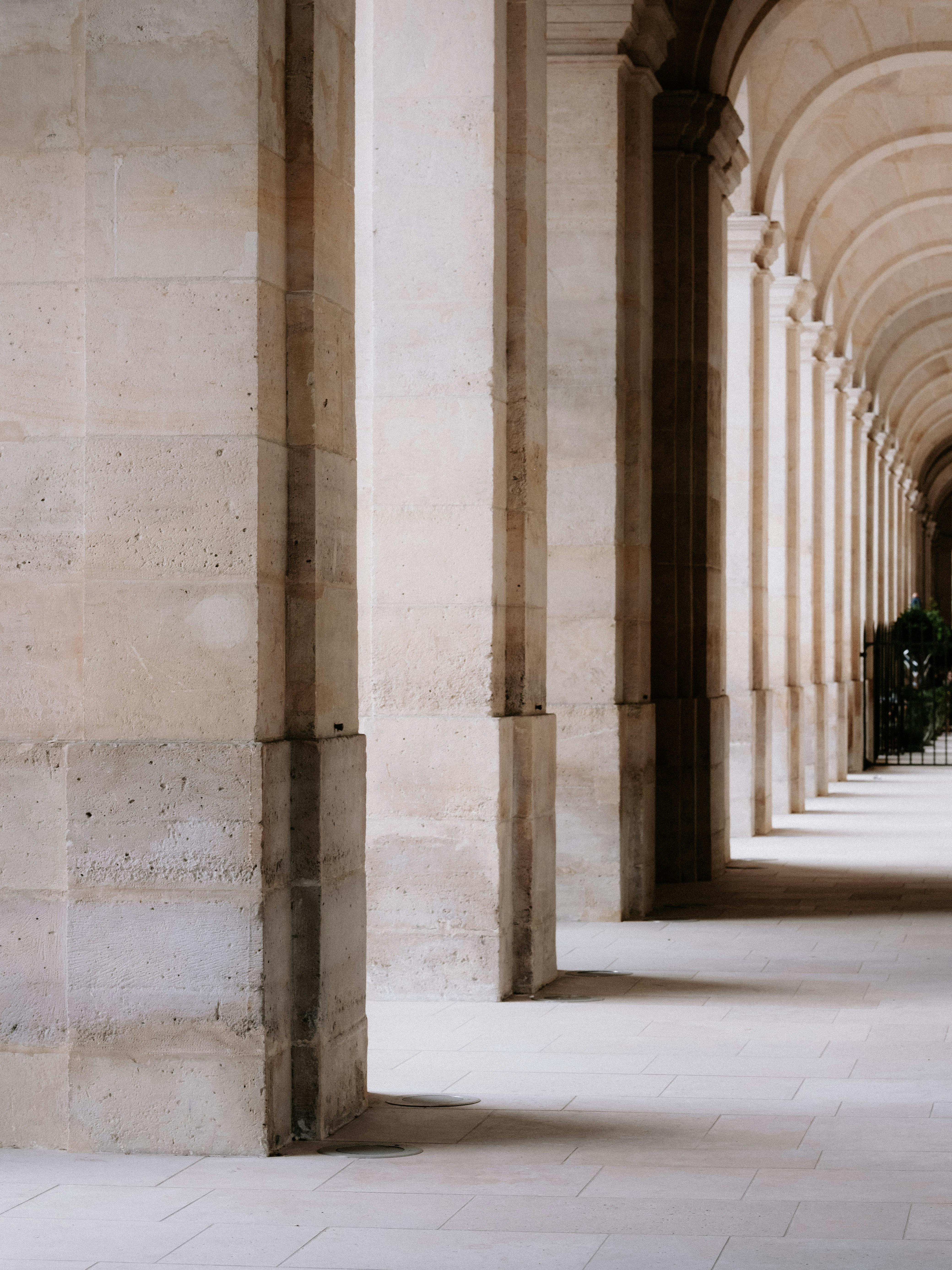 Un bâtiment à piliers photo – Photo La France Gratuite sur Unsplash
