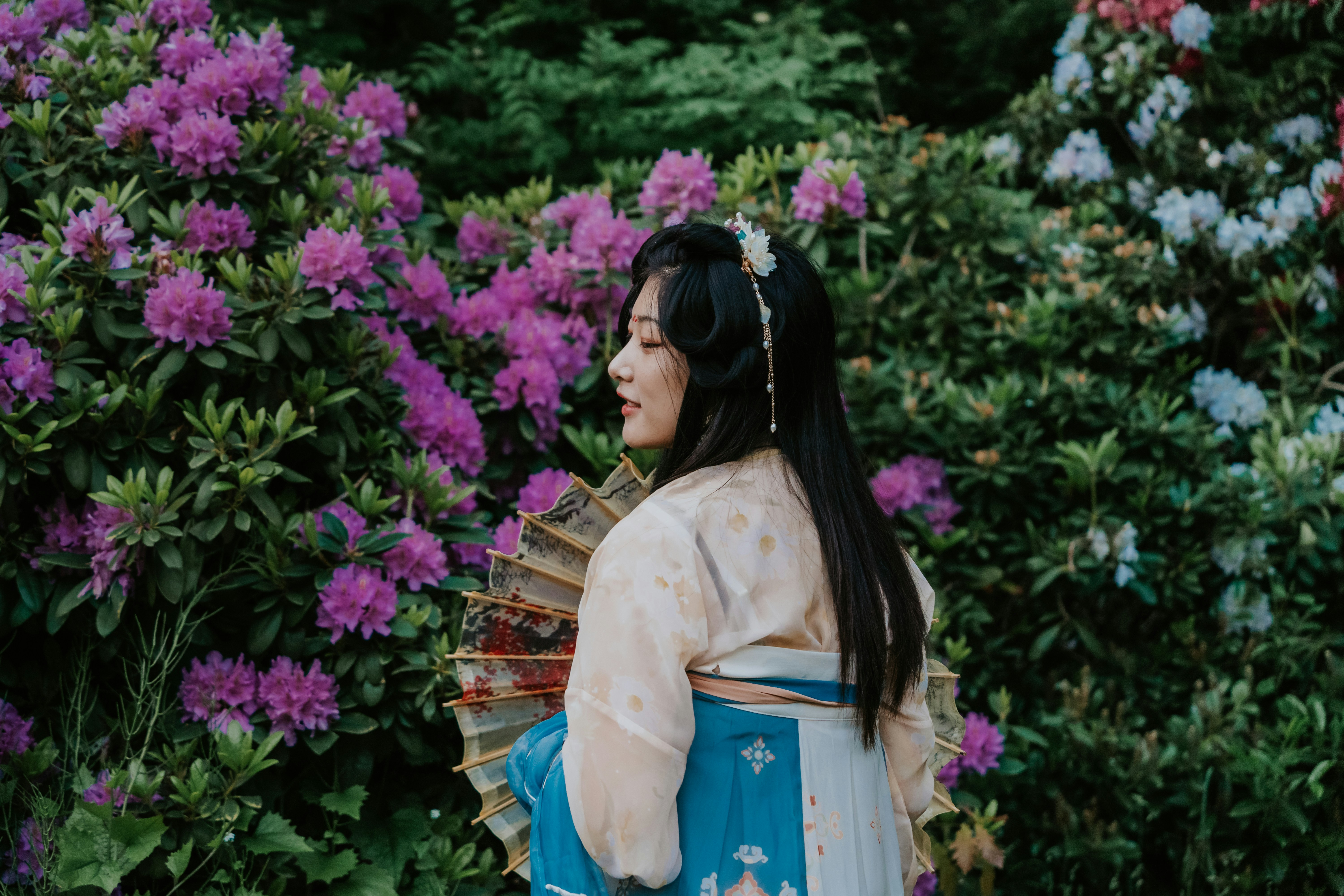 Tryng traditional Chinese hanfu.