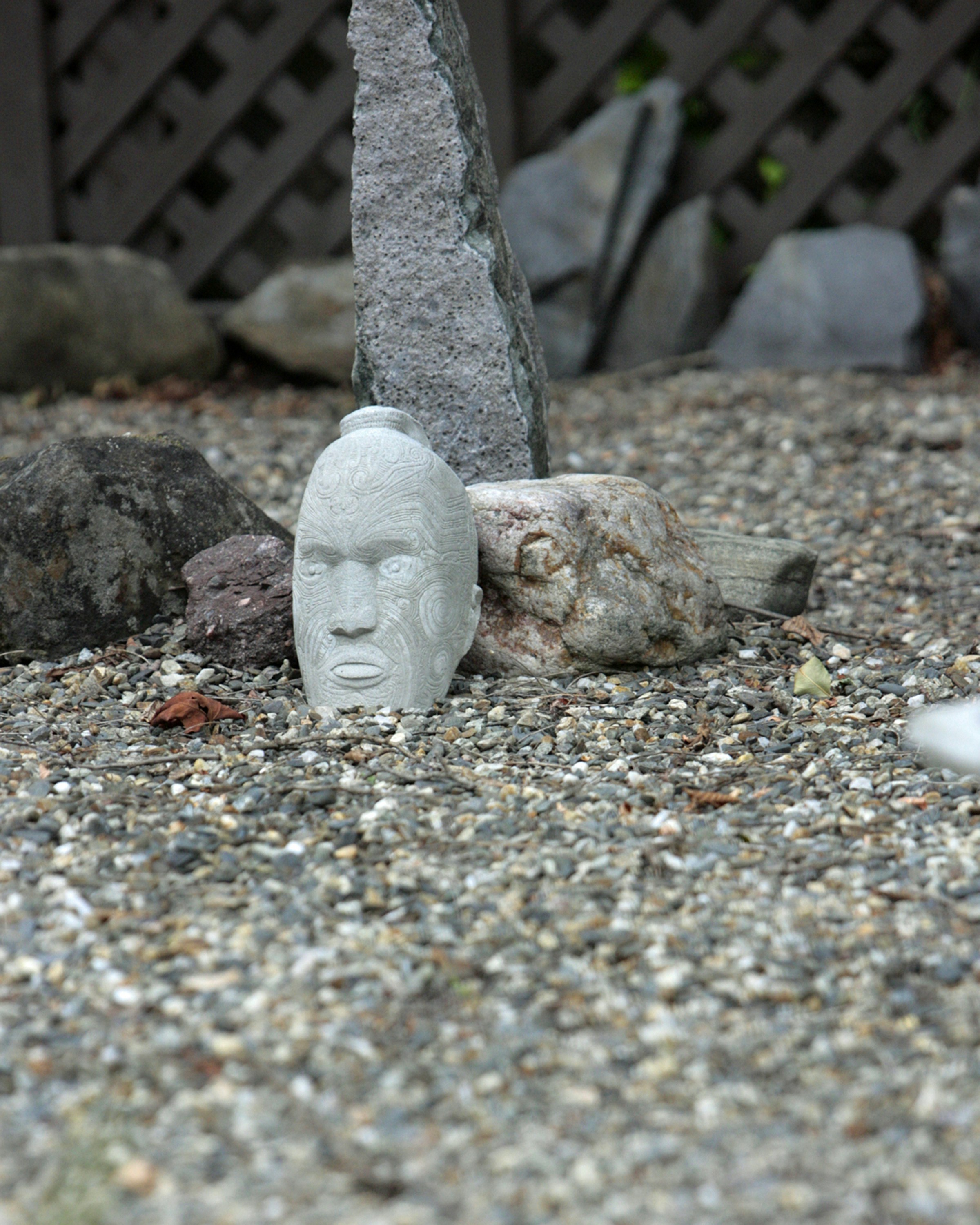 Eine steinerne Statue auf dem Boden Foto – Kostenloses Bild zum Thema ...