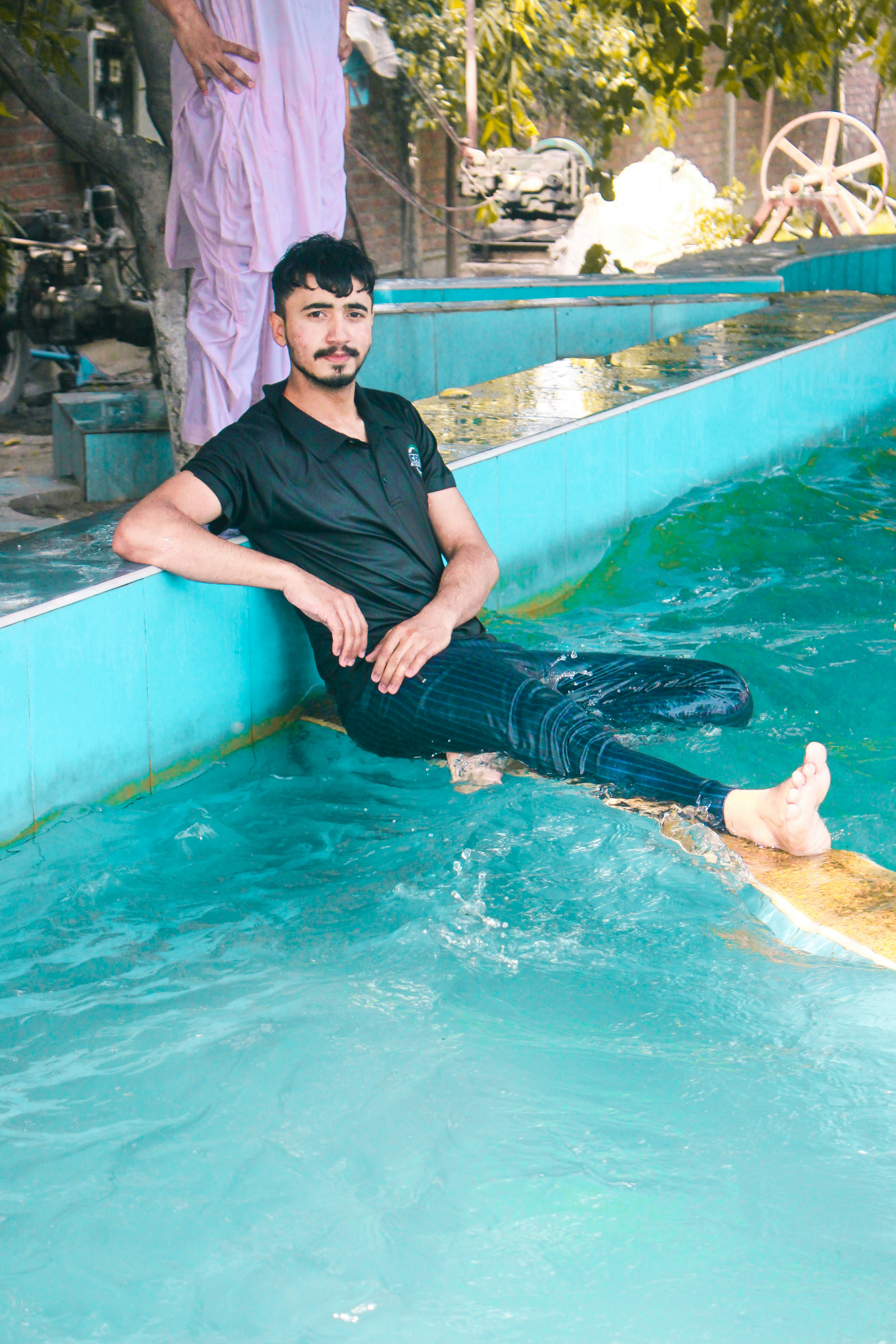 A person sitting in a pool photo – Free Person Image on Unsplash