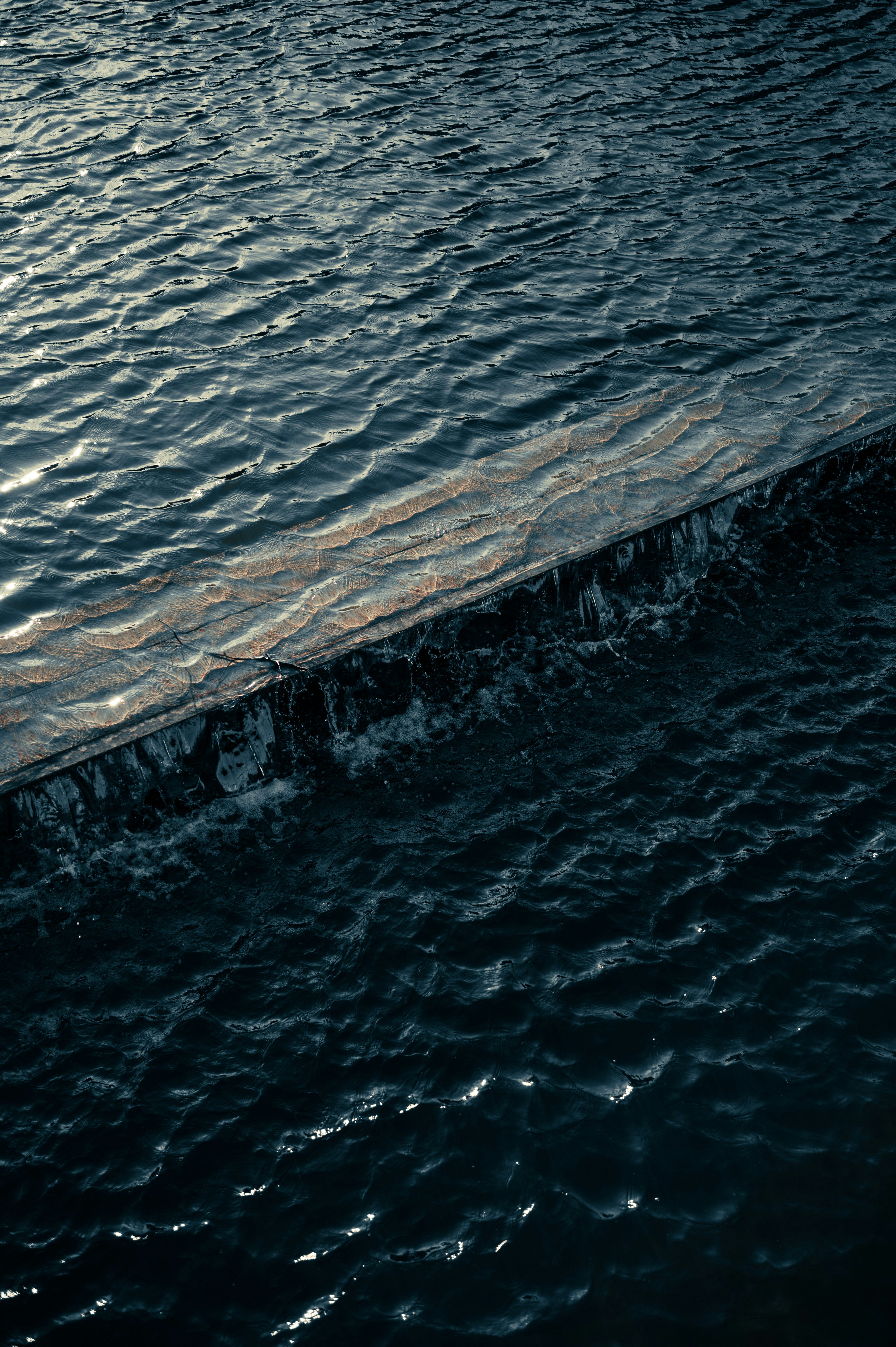 A wave crashing on a rock photo – Free Texture Image on Unsplash