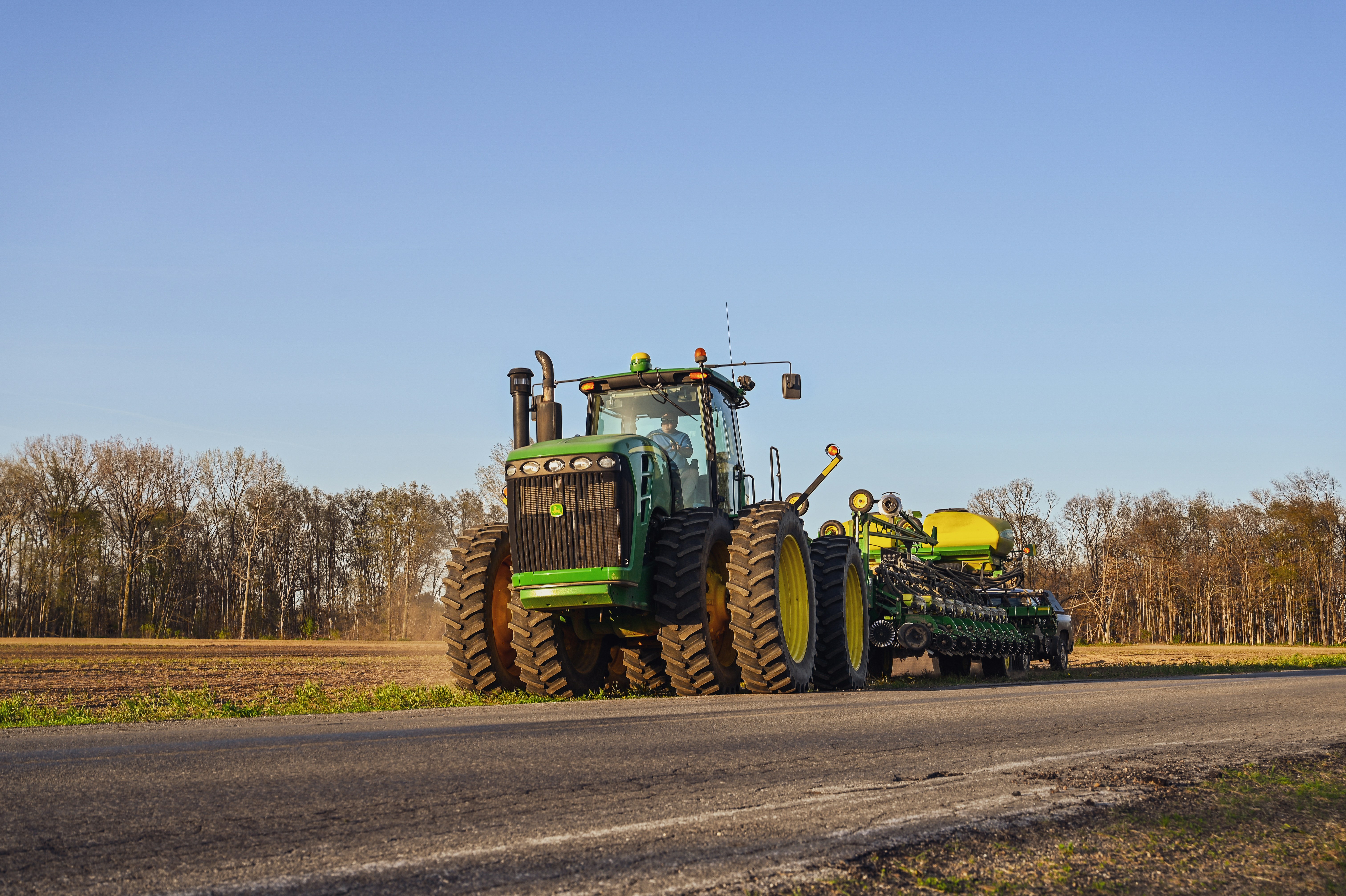 Foto Un tractor en una carretera – Imagen Tractor gratis en Unsplash