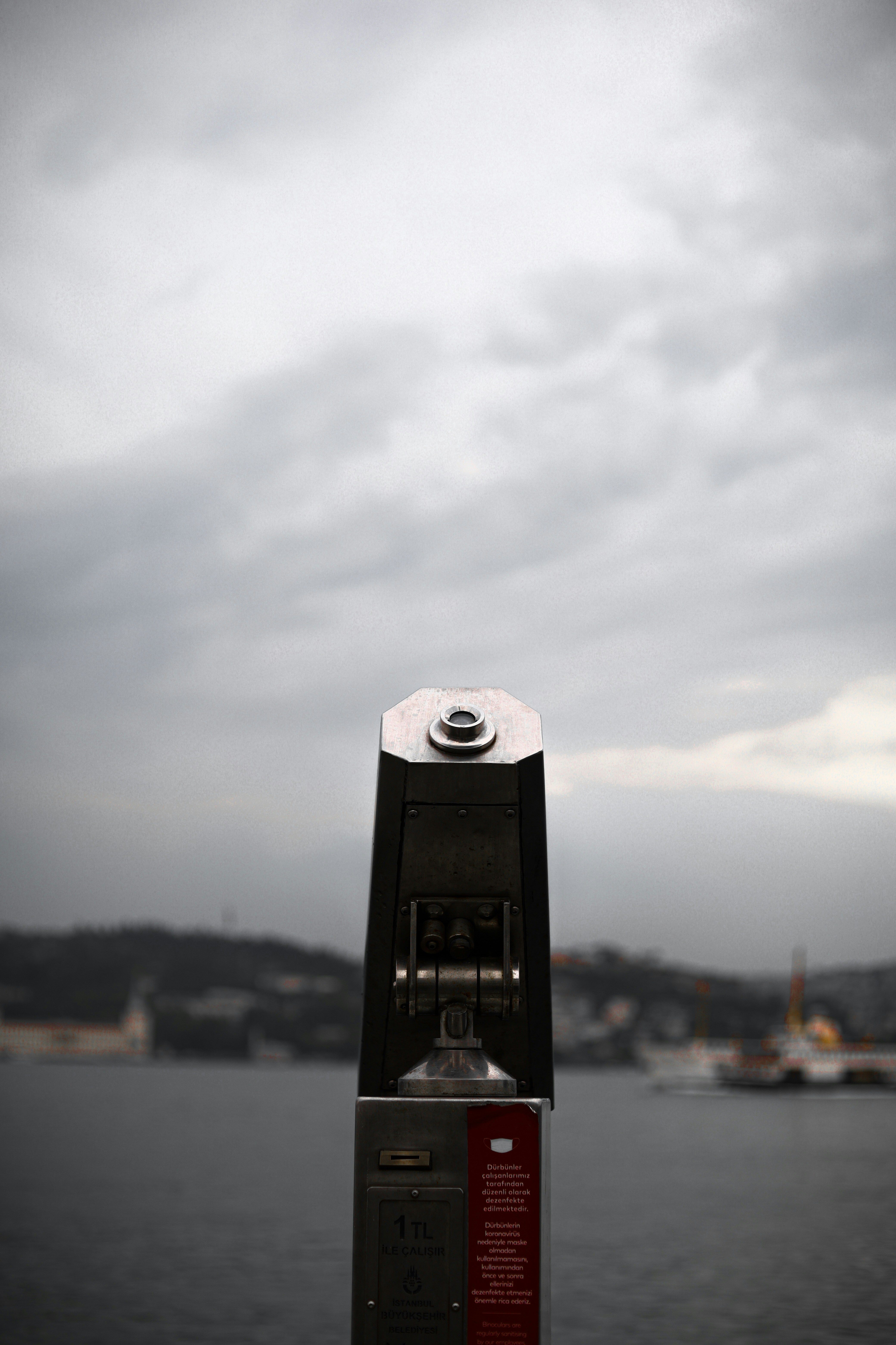 Un objet noir et argent avec une caméra sur elle près de l’eau photo ...