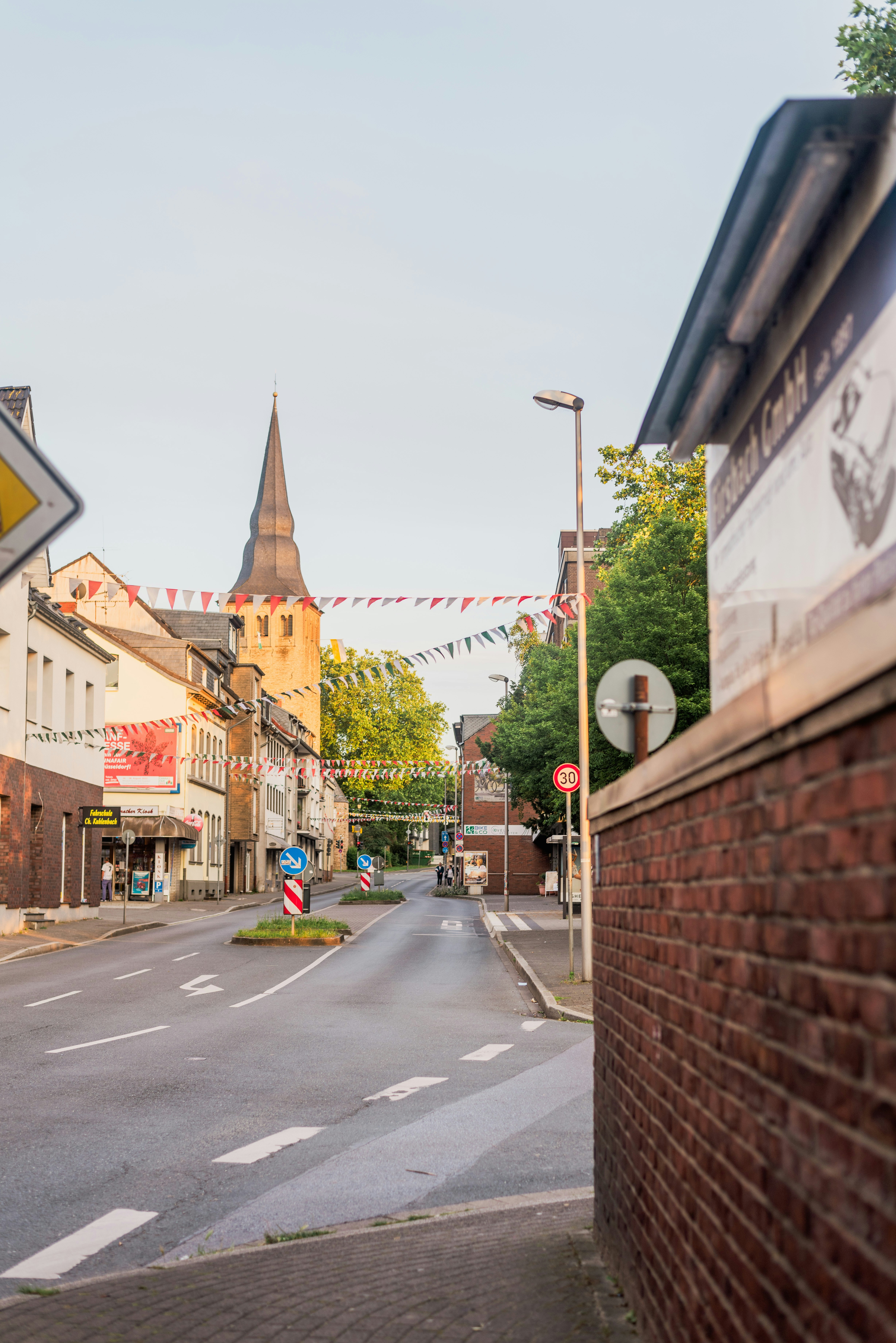 A street with buildings on the side photo – Free Erkrath Image on Unsplash