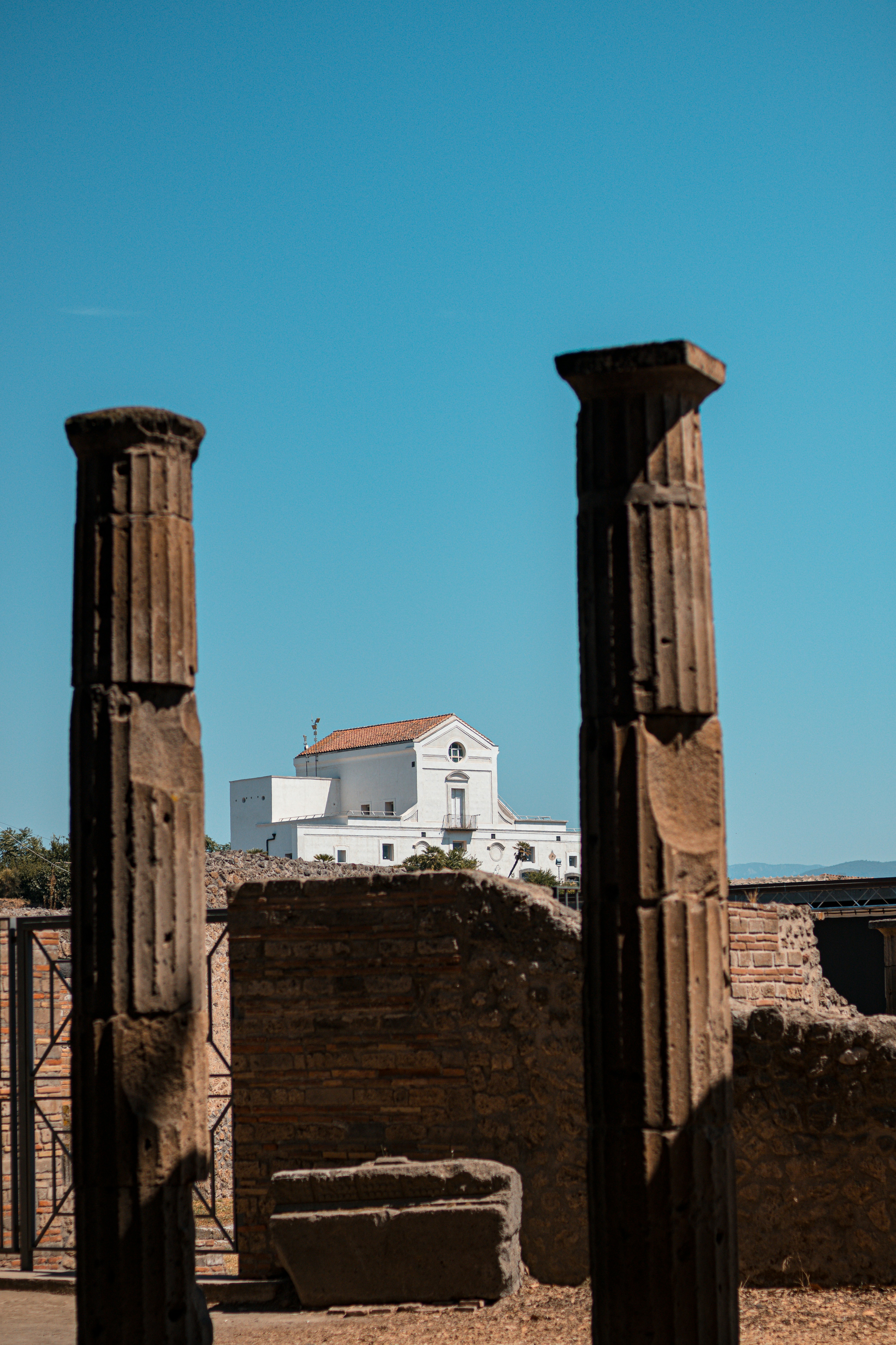 Une structure en pierre avec des piliers devant un bâtiment photo ...