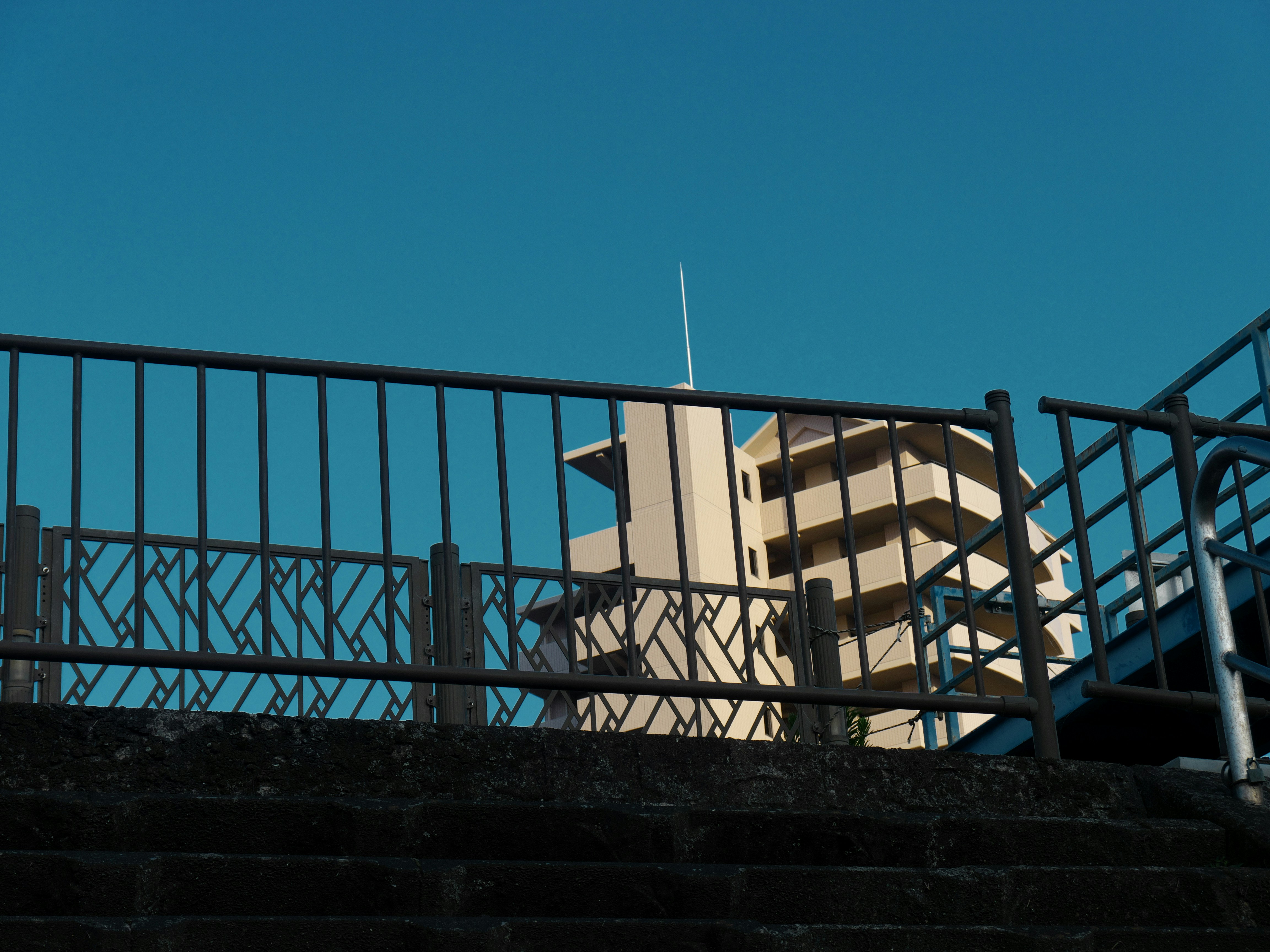 A metal bridge with a metal railing photo – Free 沼津市 Image on Unsplash