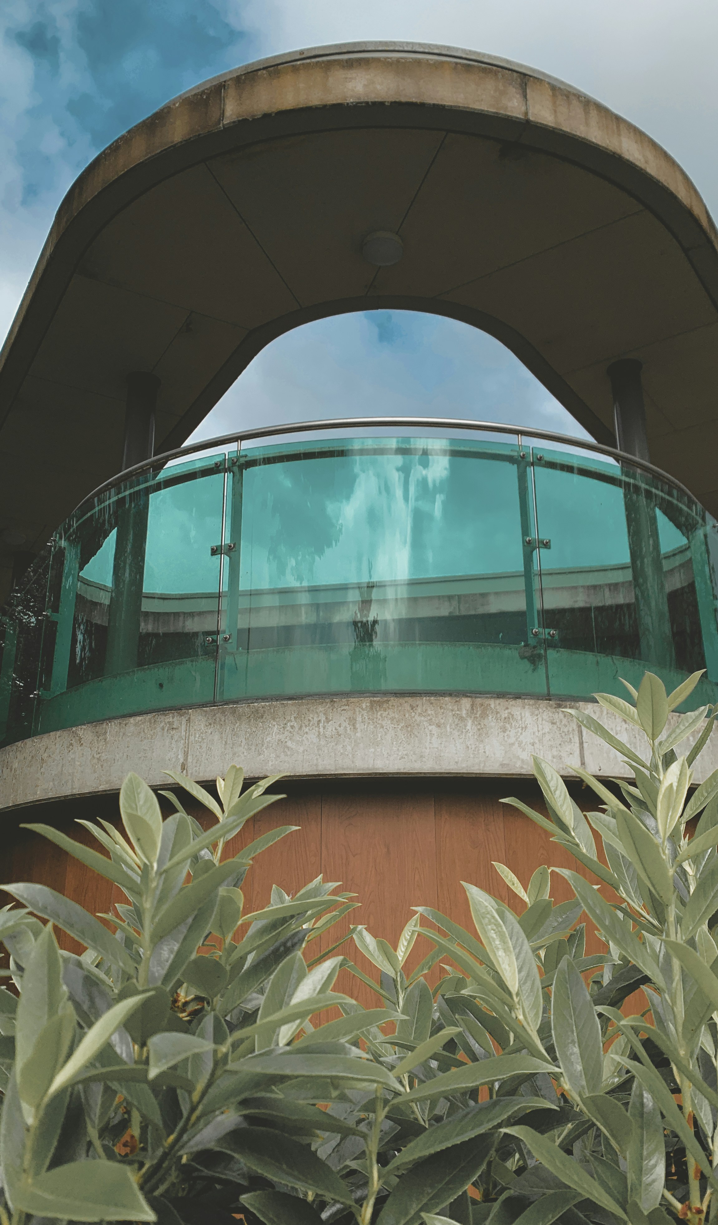 Foto Un edificio circular con techo de cristal – Imagen Edificio gratis ...