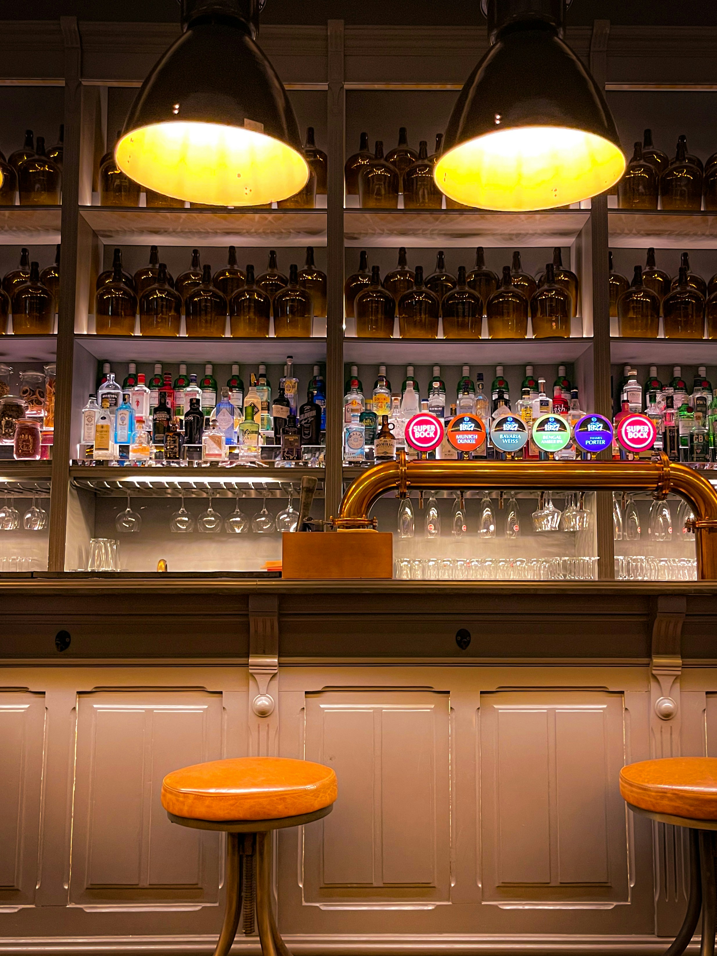 Un bar avec de nombreuses bouteilles d’alcool photo – Photo Comptoir de ...