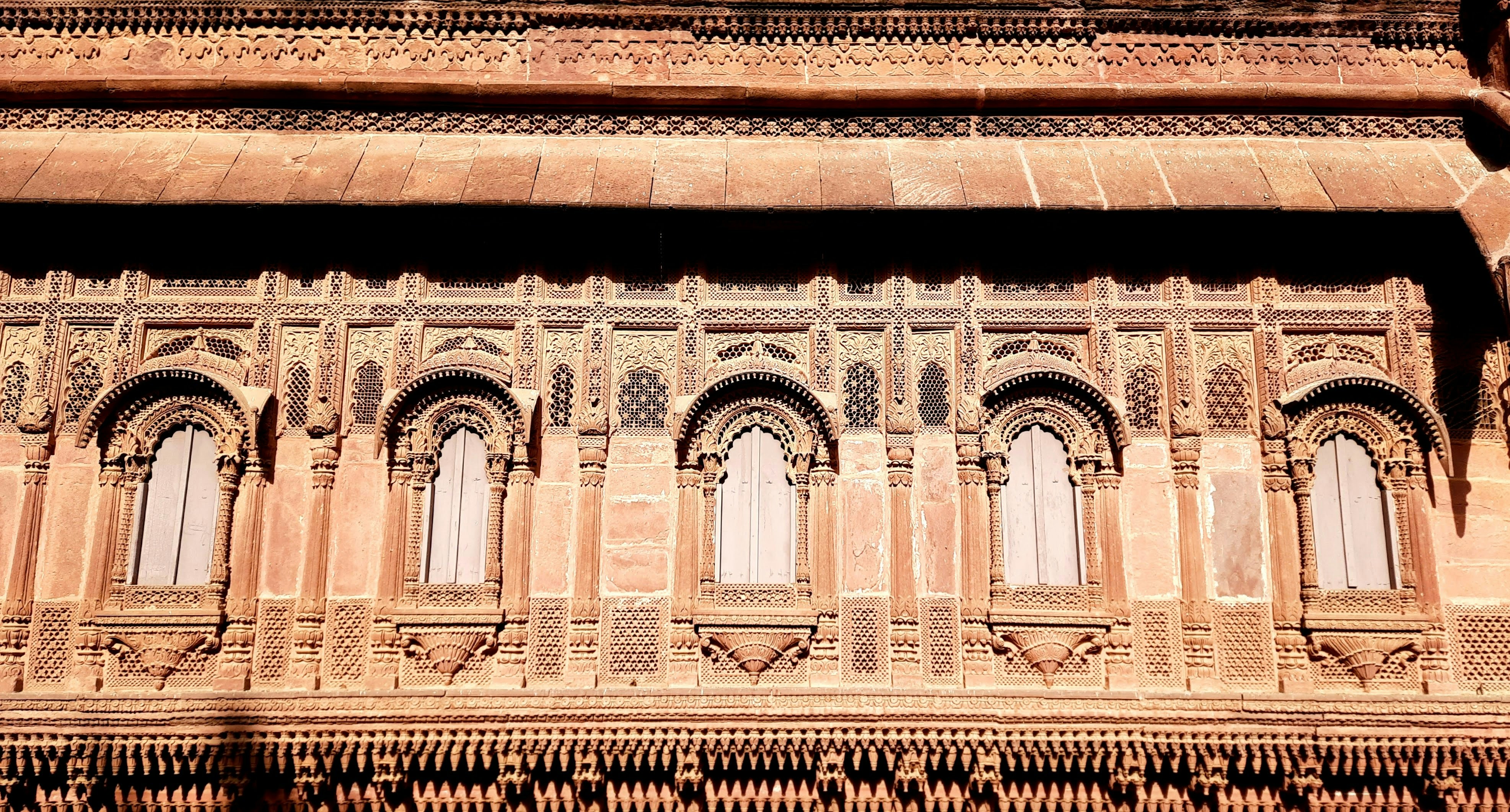 A building with many arches photo – Free Jodhpur Image on Unsplash