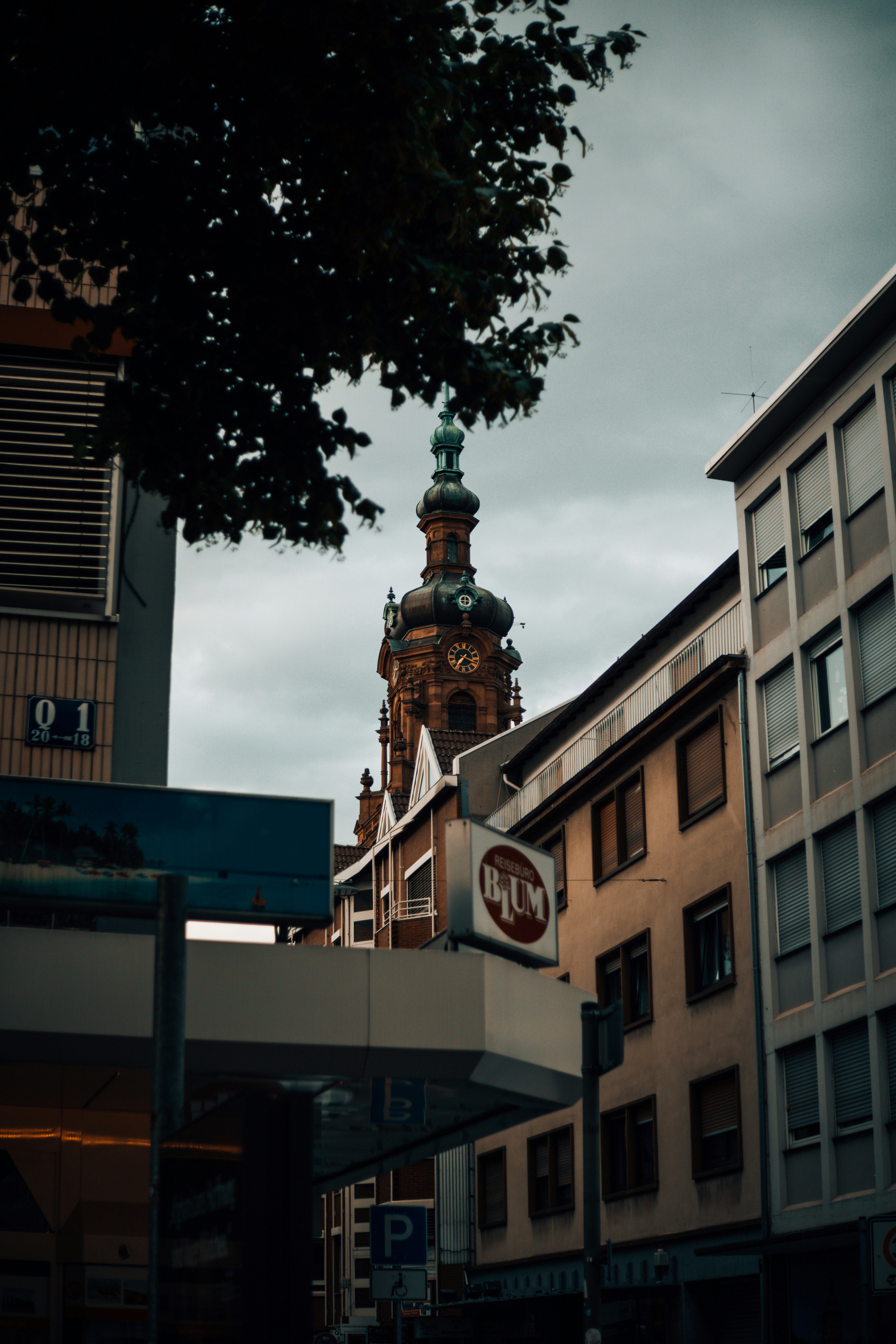 Foto Una torre del reloj en un edificio – Imagen Gris gratis en Unsplash