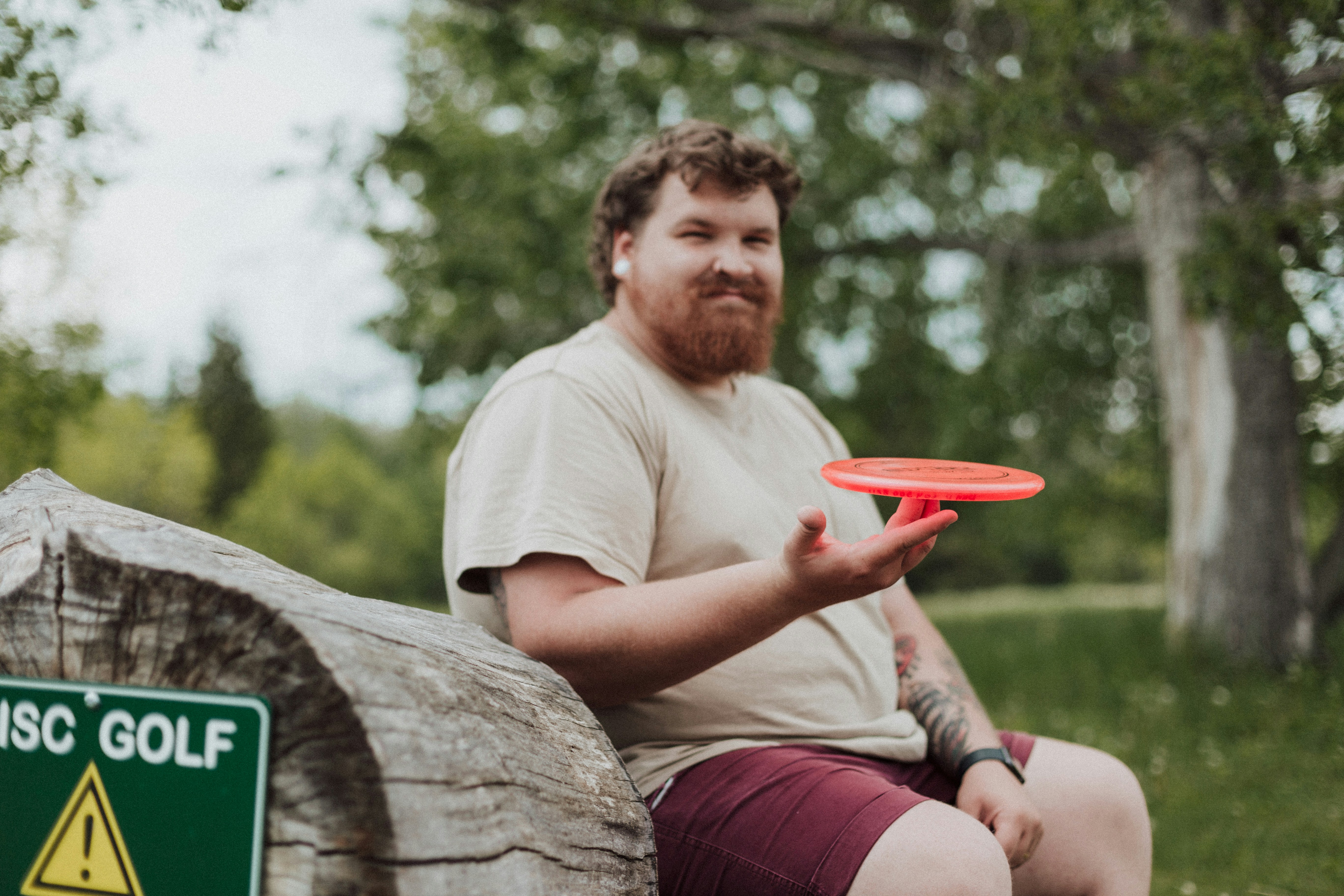 A man sitting on the grass with a frisbee photo – Free Human Image on ...