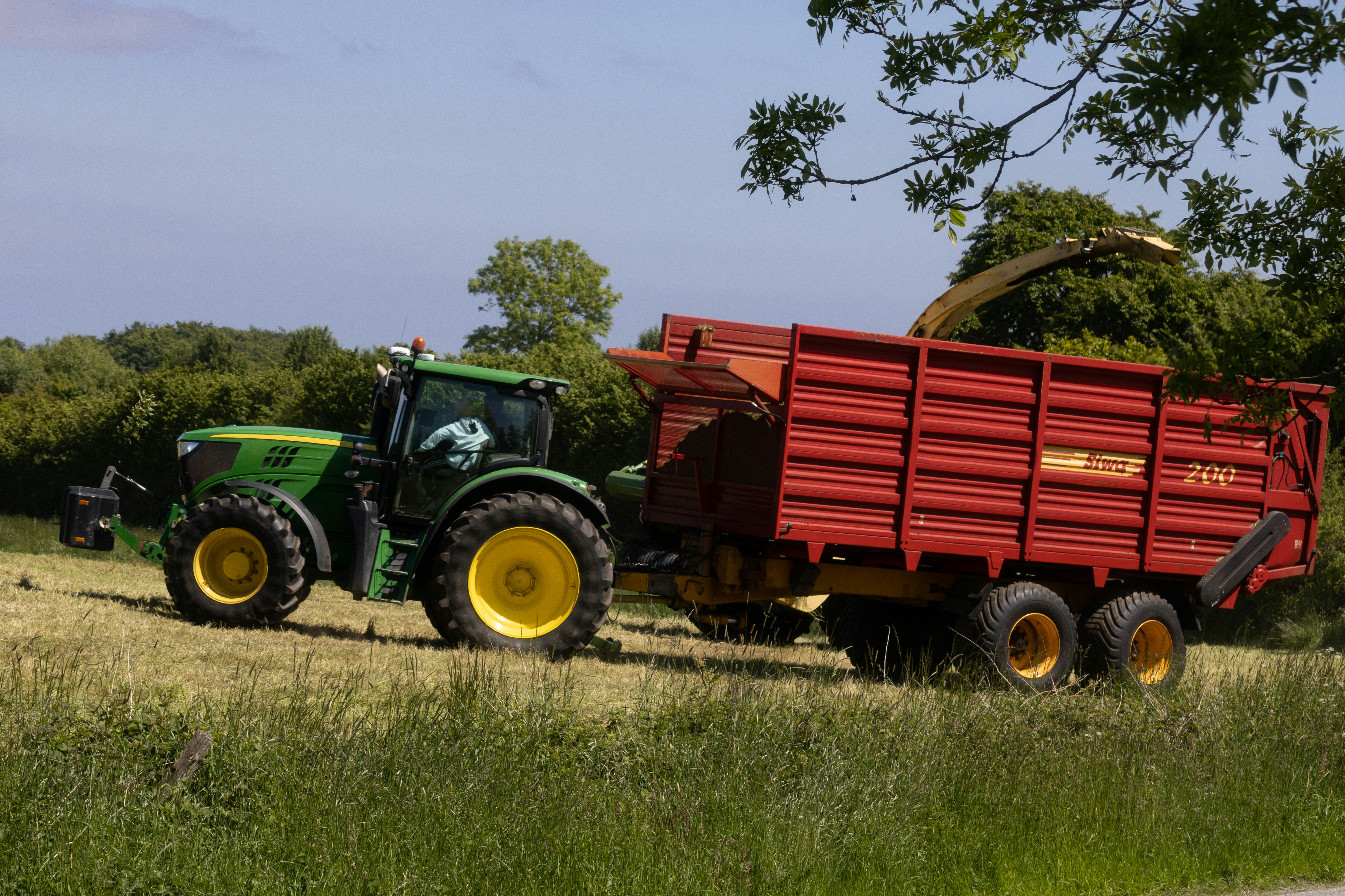 A tractor pulling a trailer photo – Free Brown Image on Unsplash