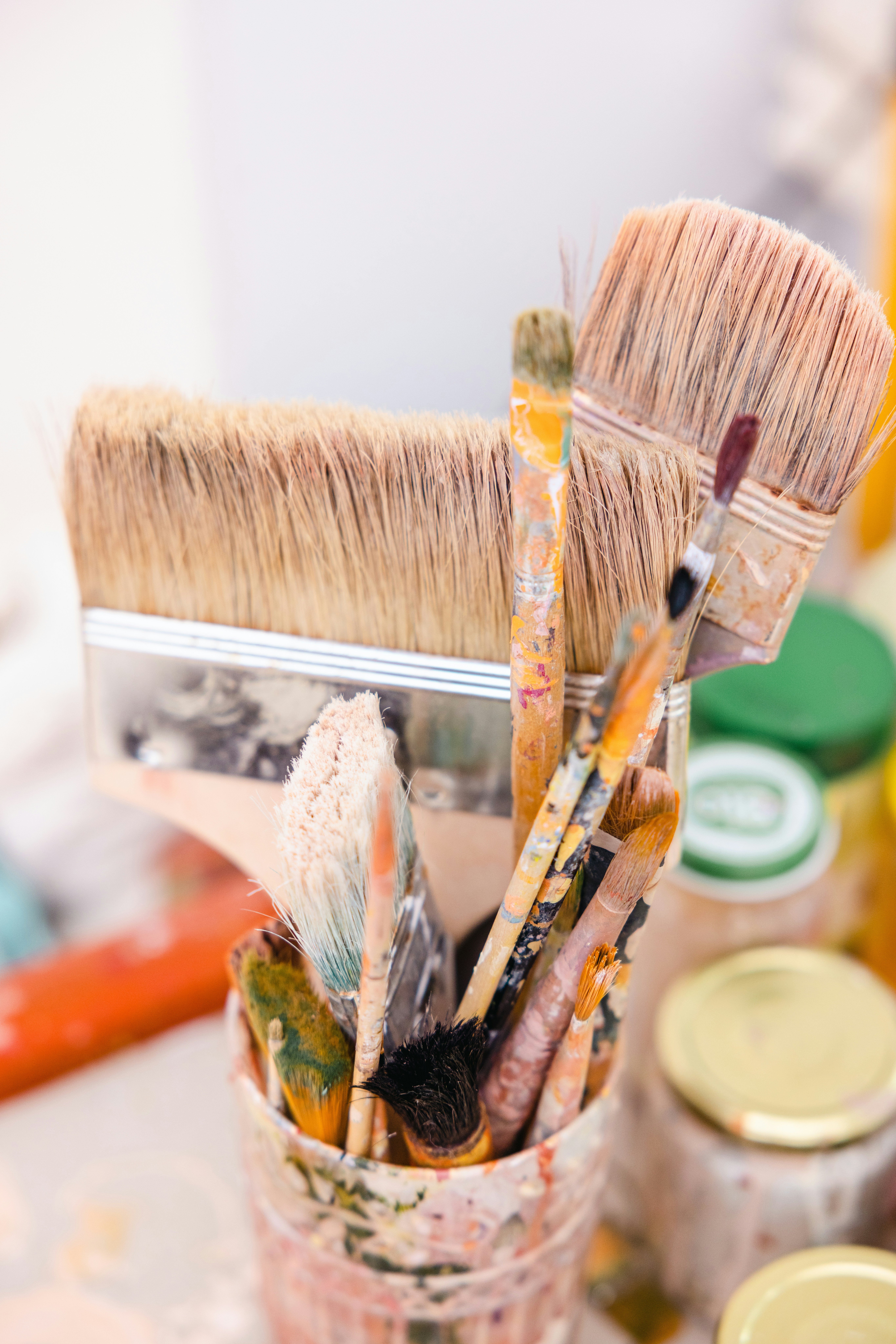 Palette in Focus: A Cluster of Paintbrushes Resting in a Painter’s Cup