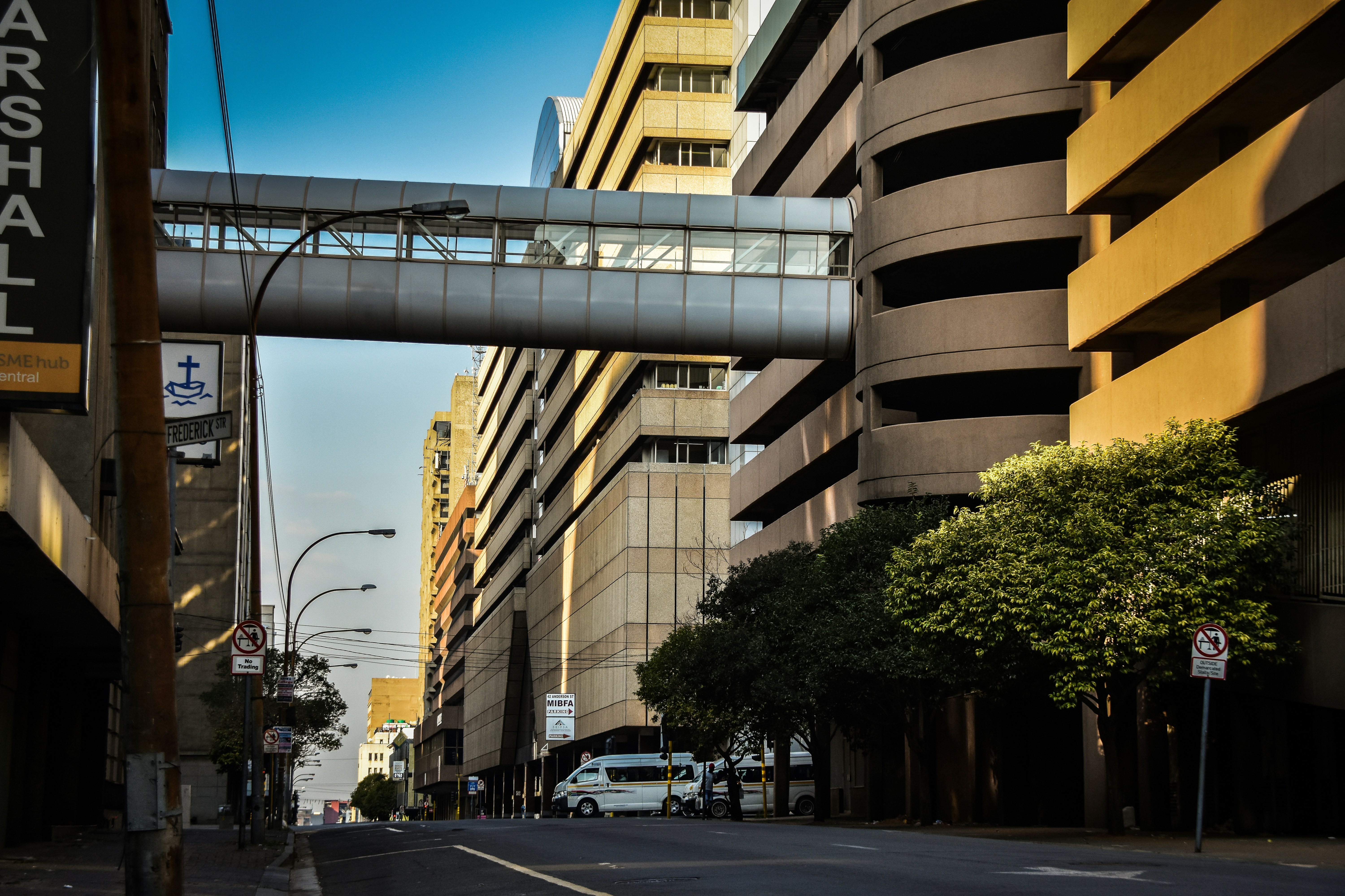 Foto Una calle con edificios a ambos lados – Imagen Marshalltown gratis ...