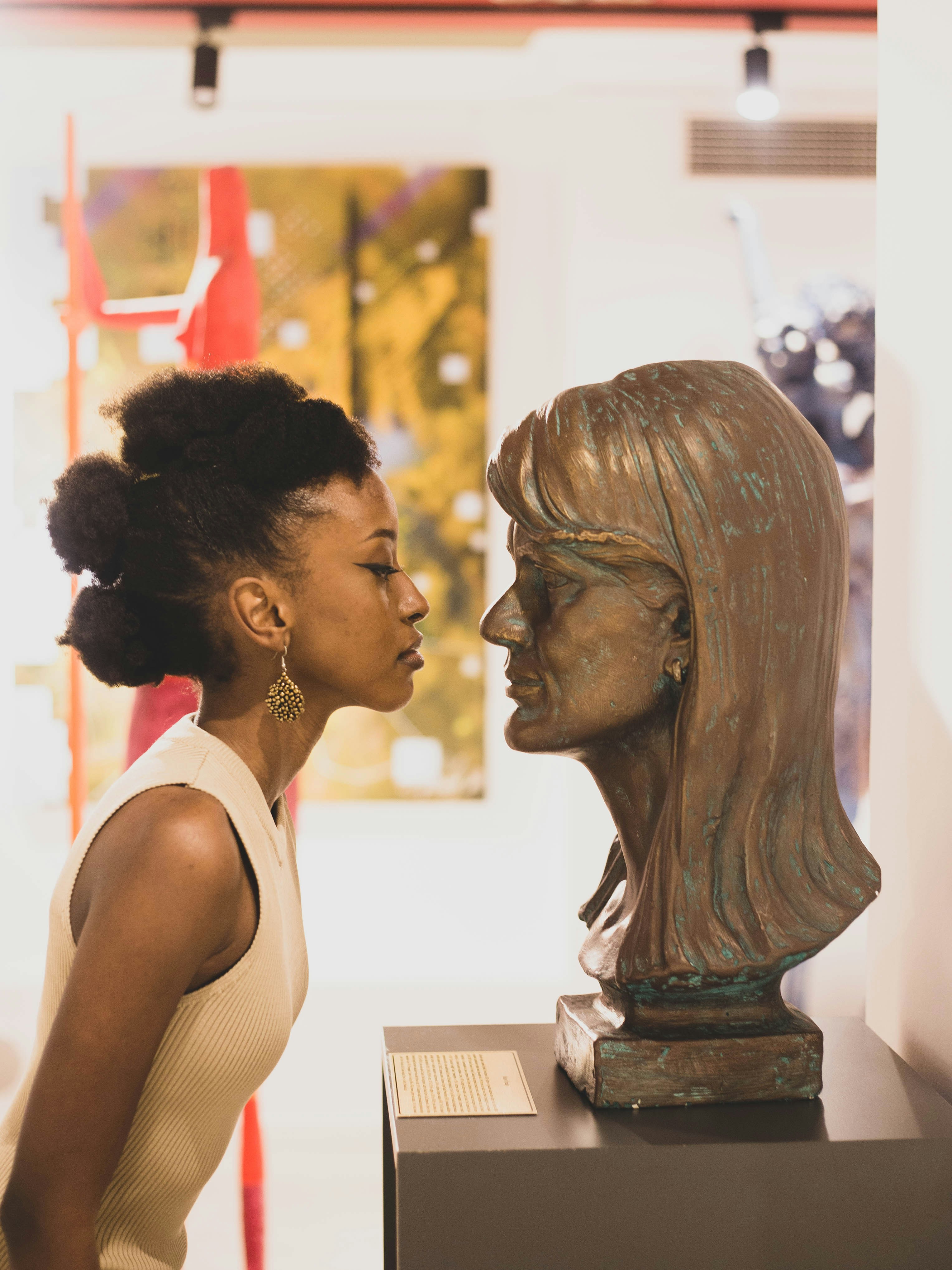 Una persona mirando una estatua foto – Imagen de Museo de la Ciudad ...