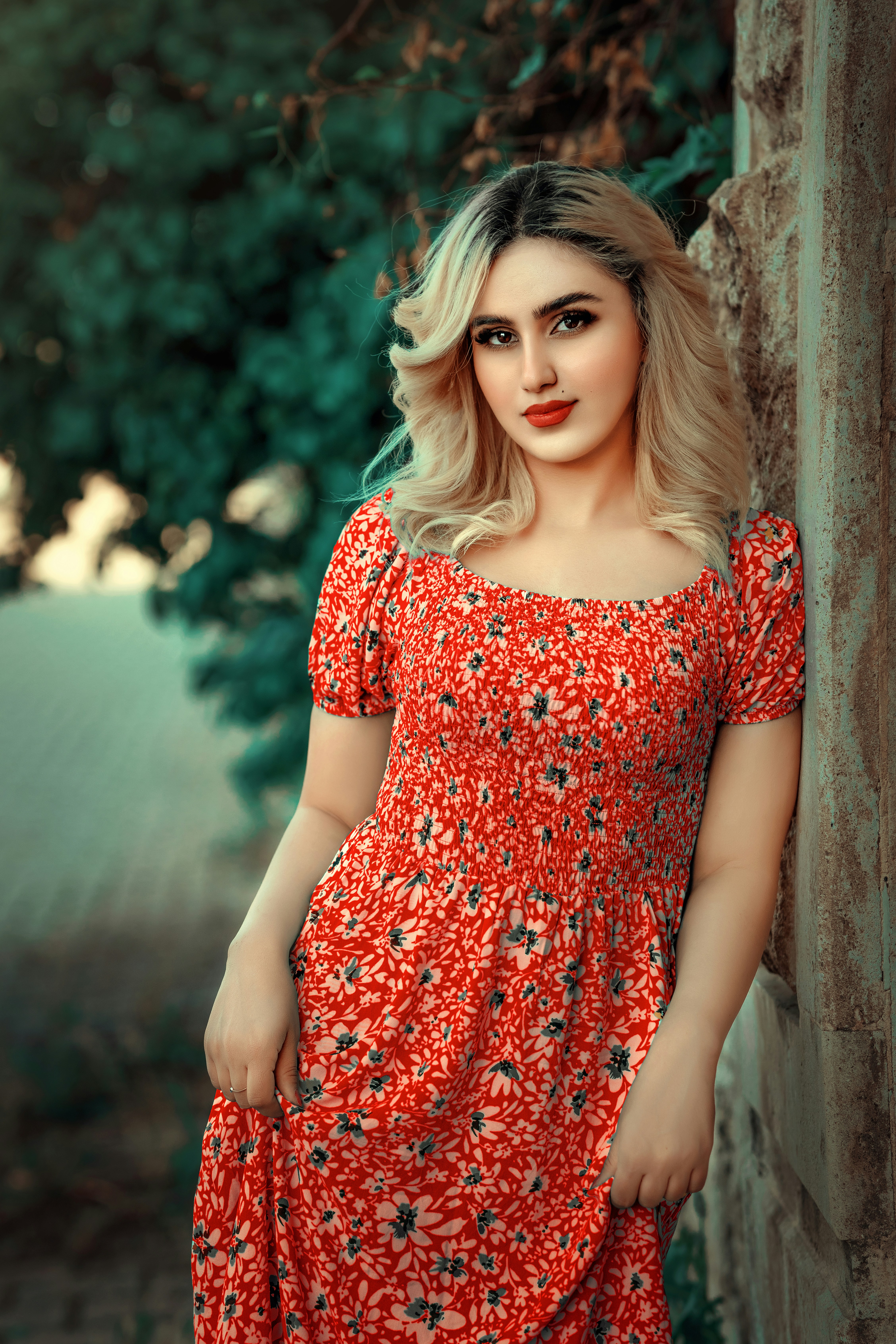 A person in a red dress photo – Free Irbil Image on Unsplash