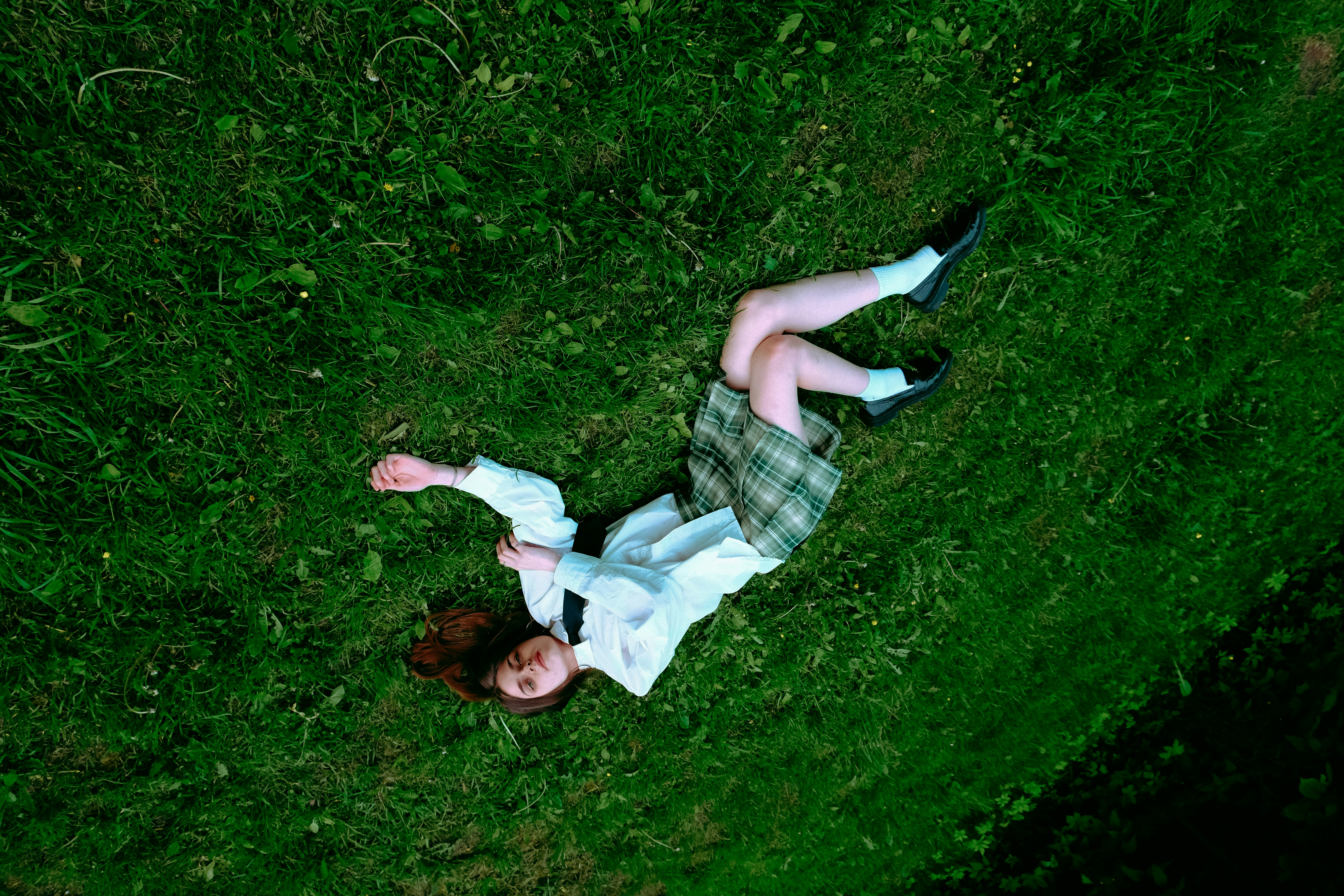 Une personne allongée sur l’herbe photo – Photo Russie Gratuite sur ...