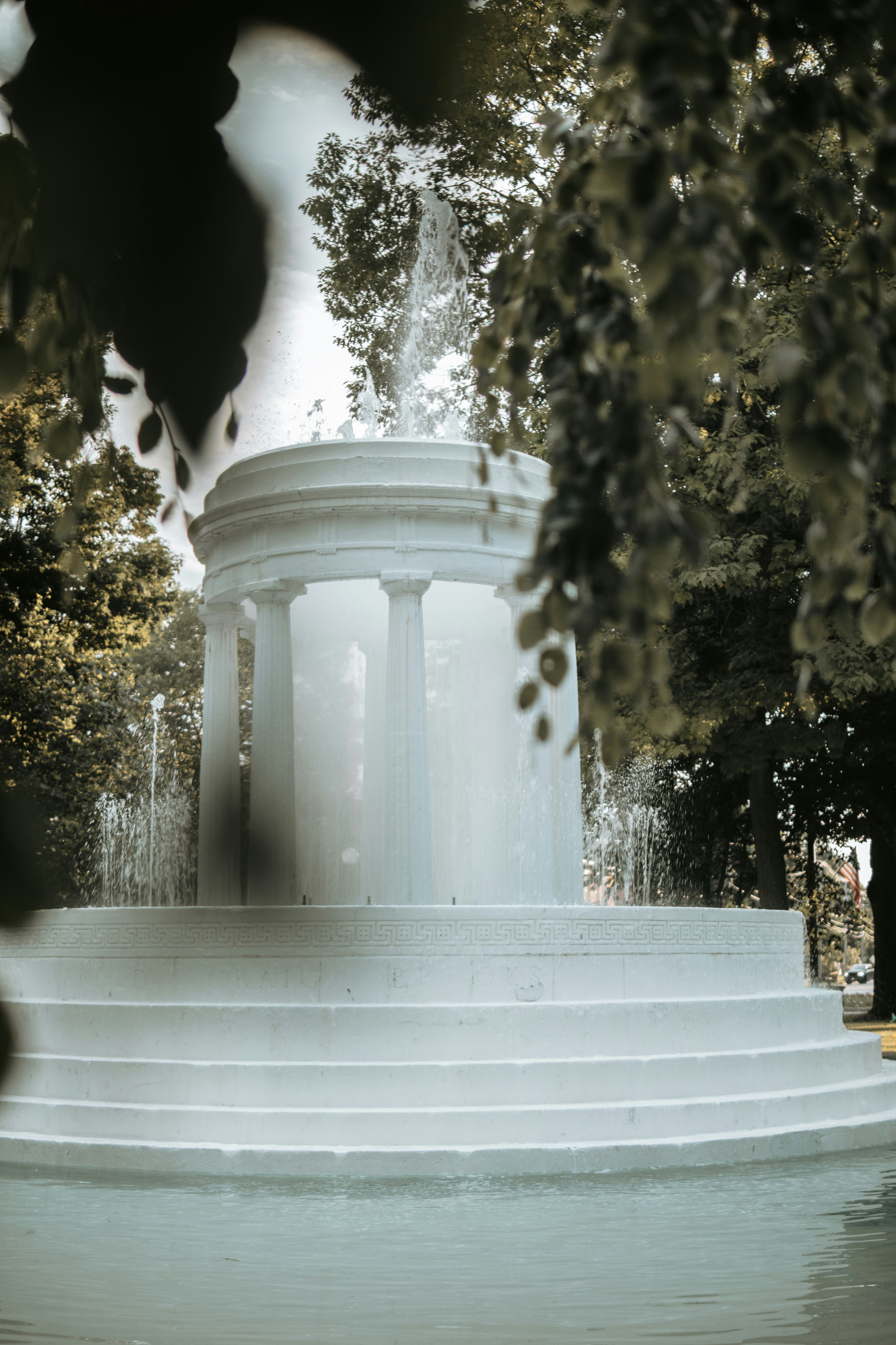 A fountain with water shooting up photo – Free Water Image on Unsplash