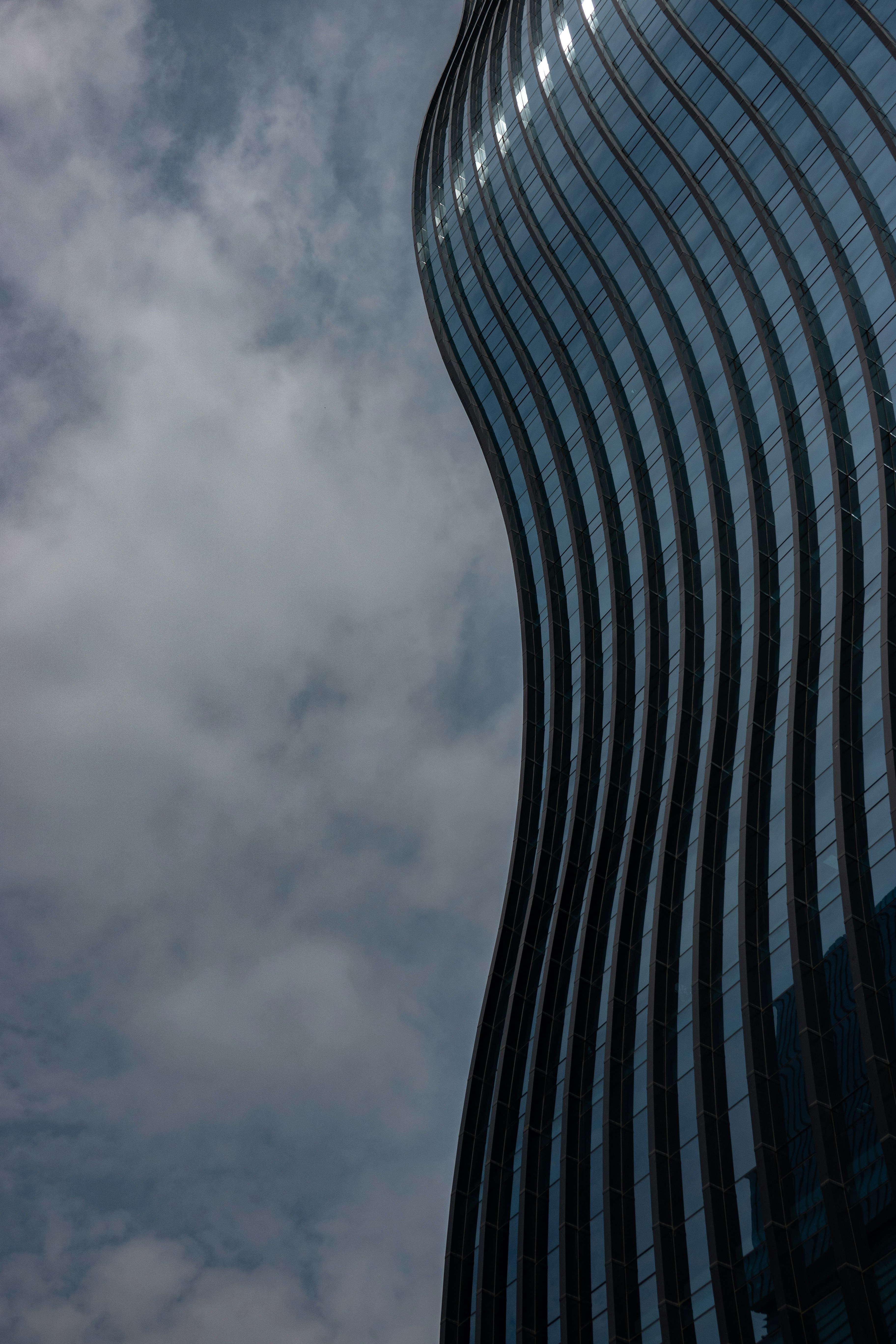 A tall building with clouds in the sky photo – Free Seoul Image on Unsplash