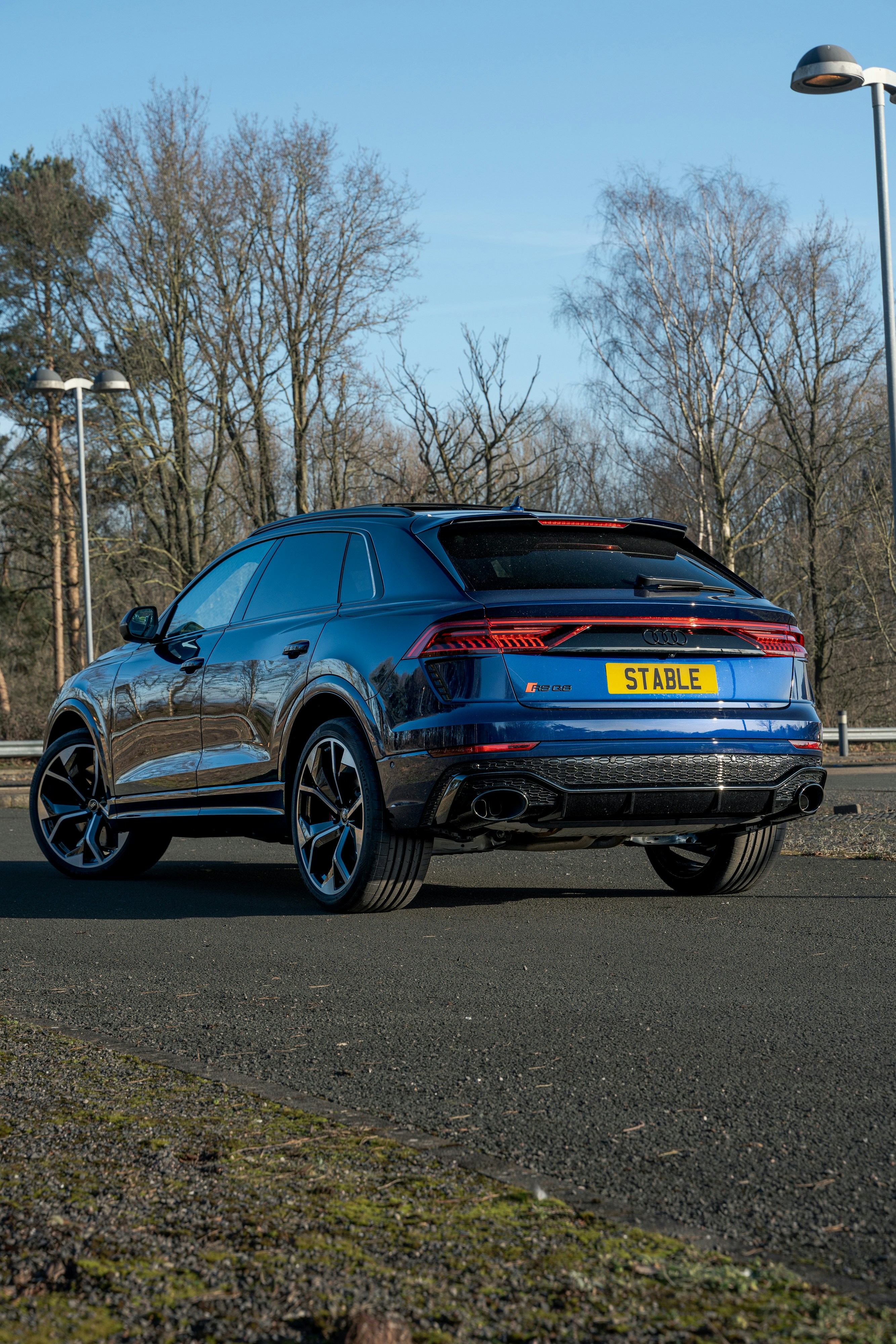Foto zum Thema Ein Auto am Straßenrand geparkt – Kostenloses Bild zu ...