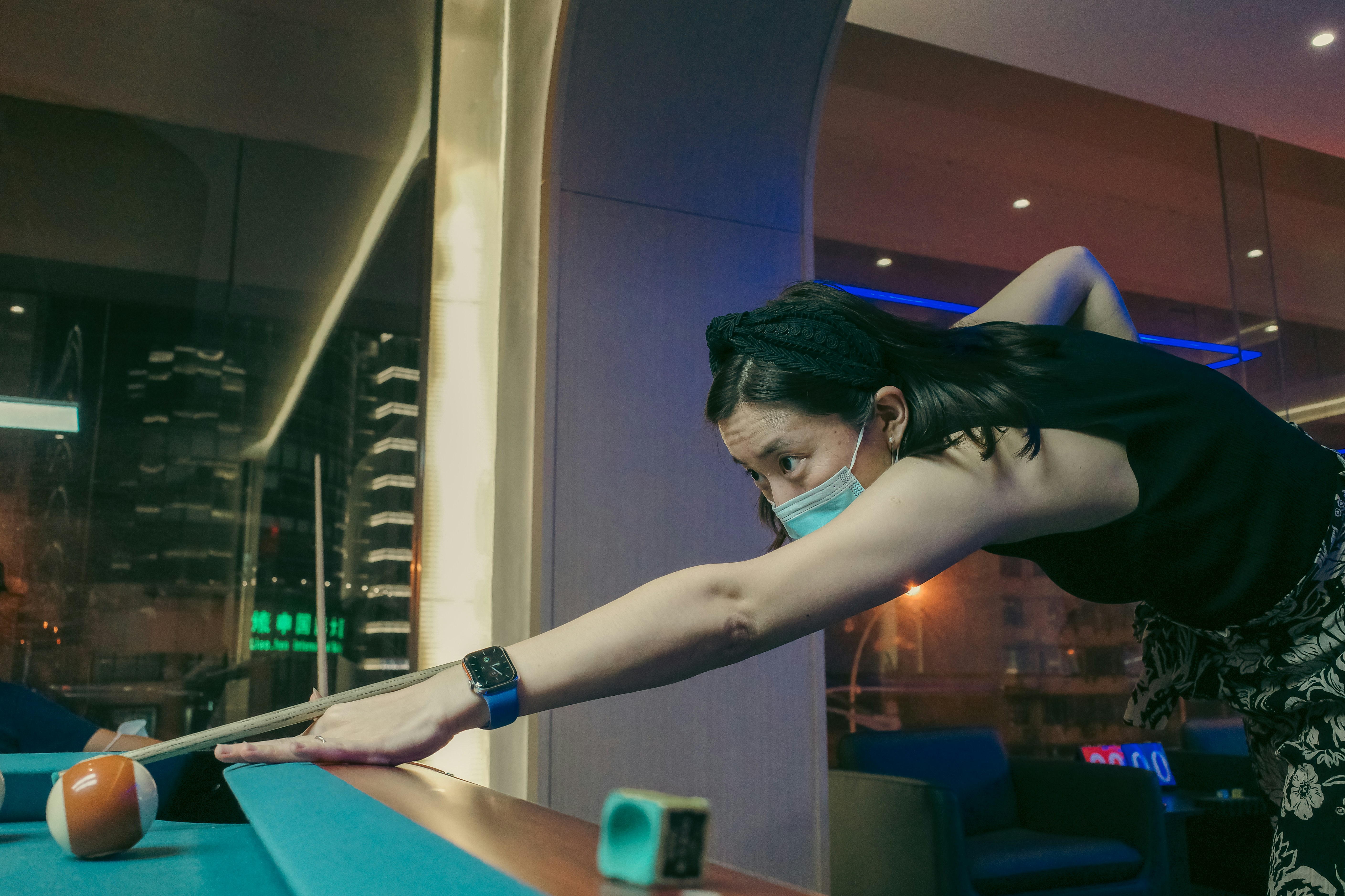 A person playing pool photo – Free Human Image on Unsplash
