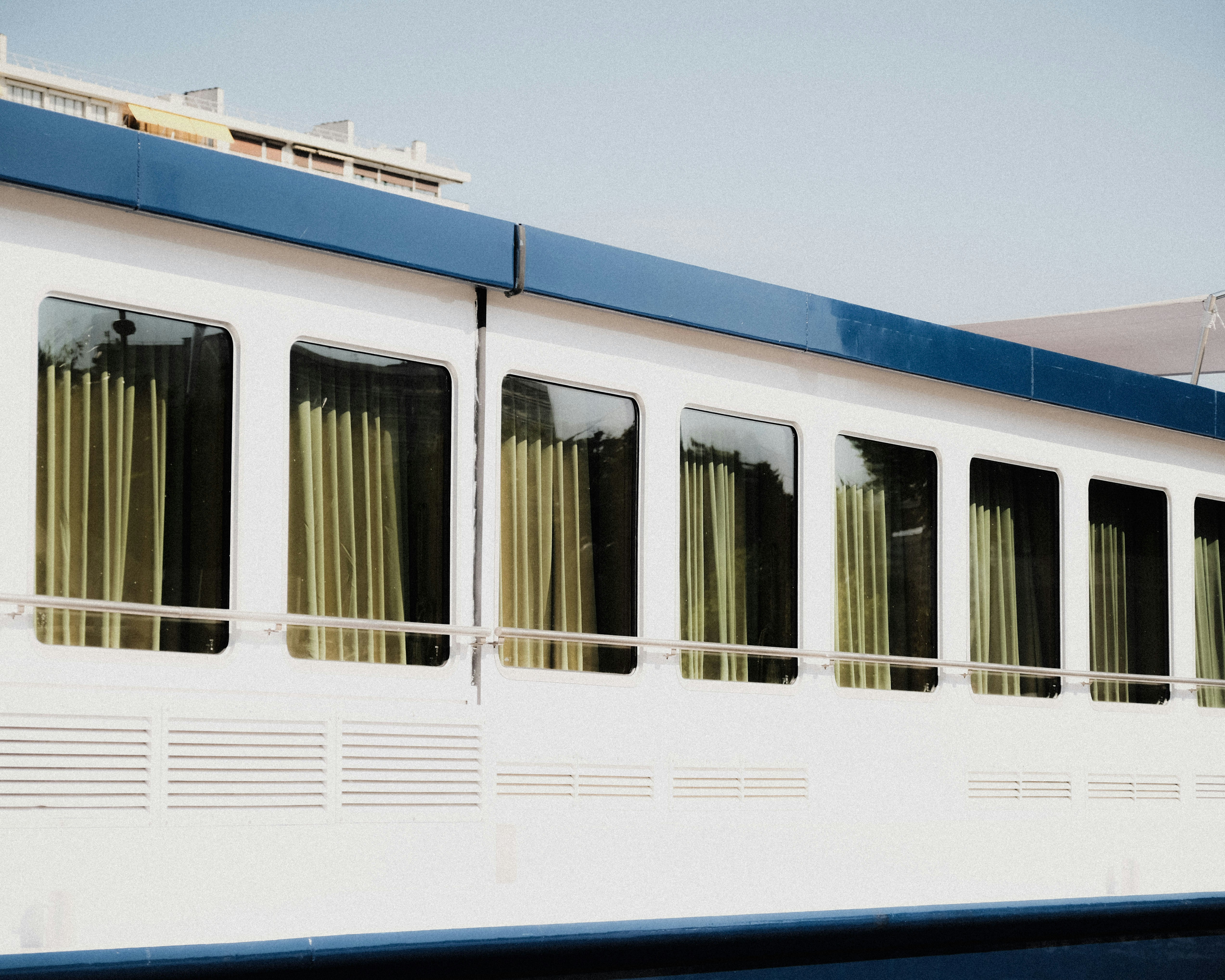 A train with windows photo – Free Paris Image on Unsplash