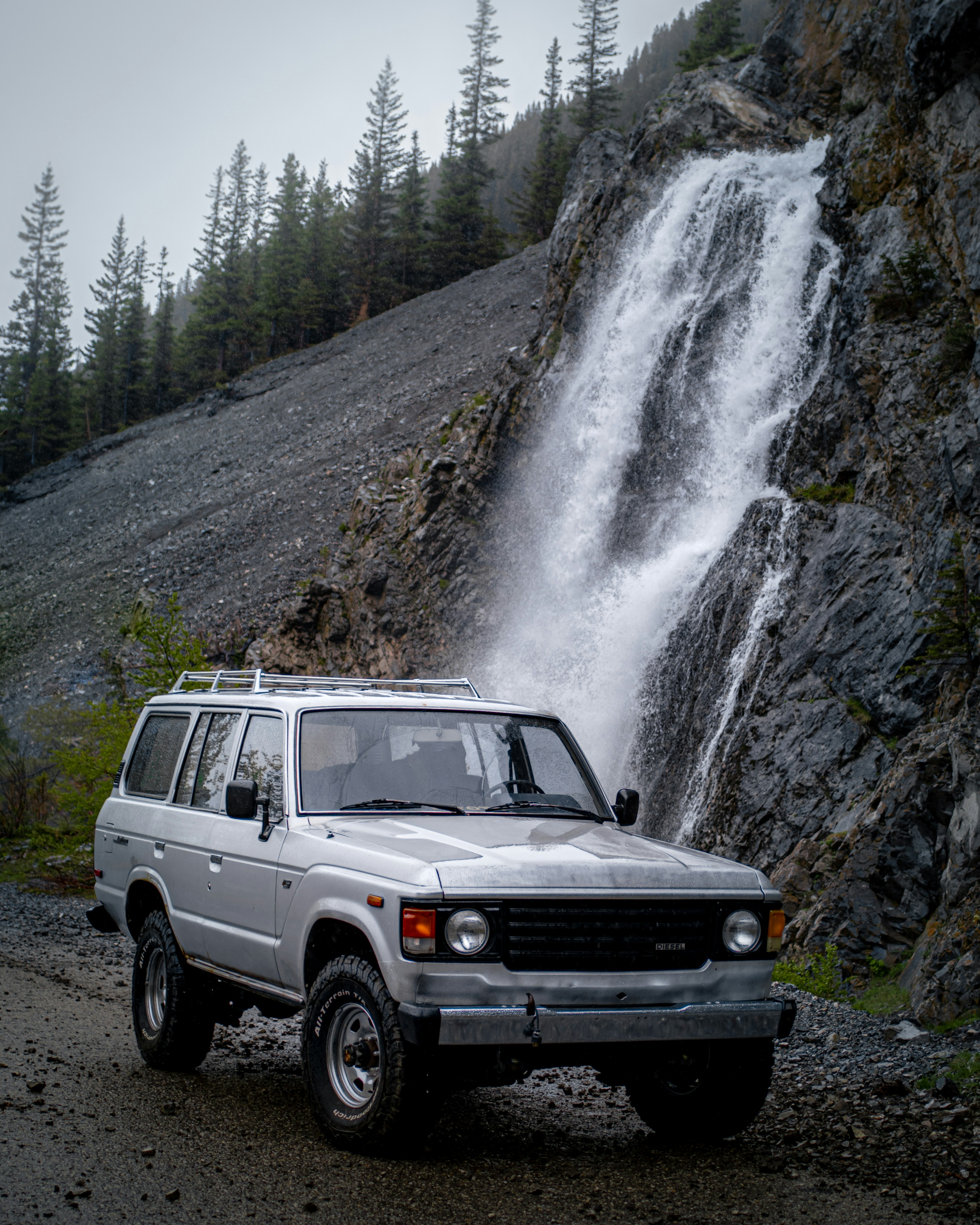 A car parked in front of a waterfall photo – Free Canada Image on Unsplash