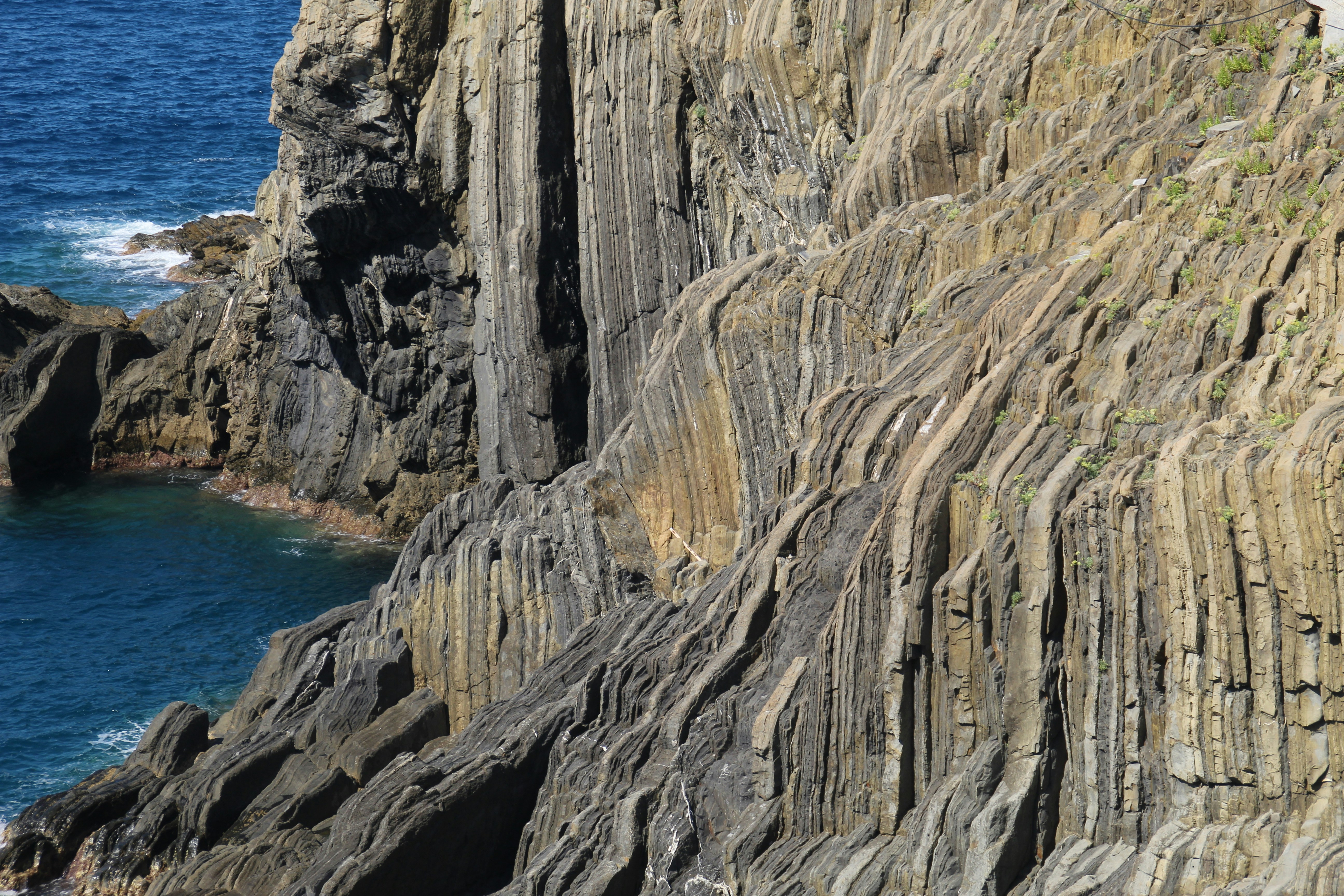 A cliff side with a body of water below photo – Free Land Image on Unsplash