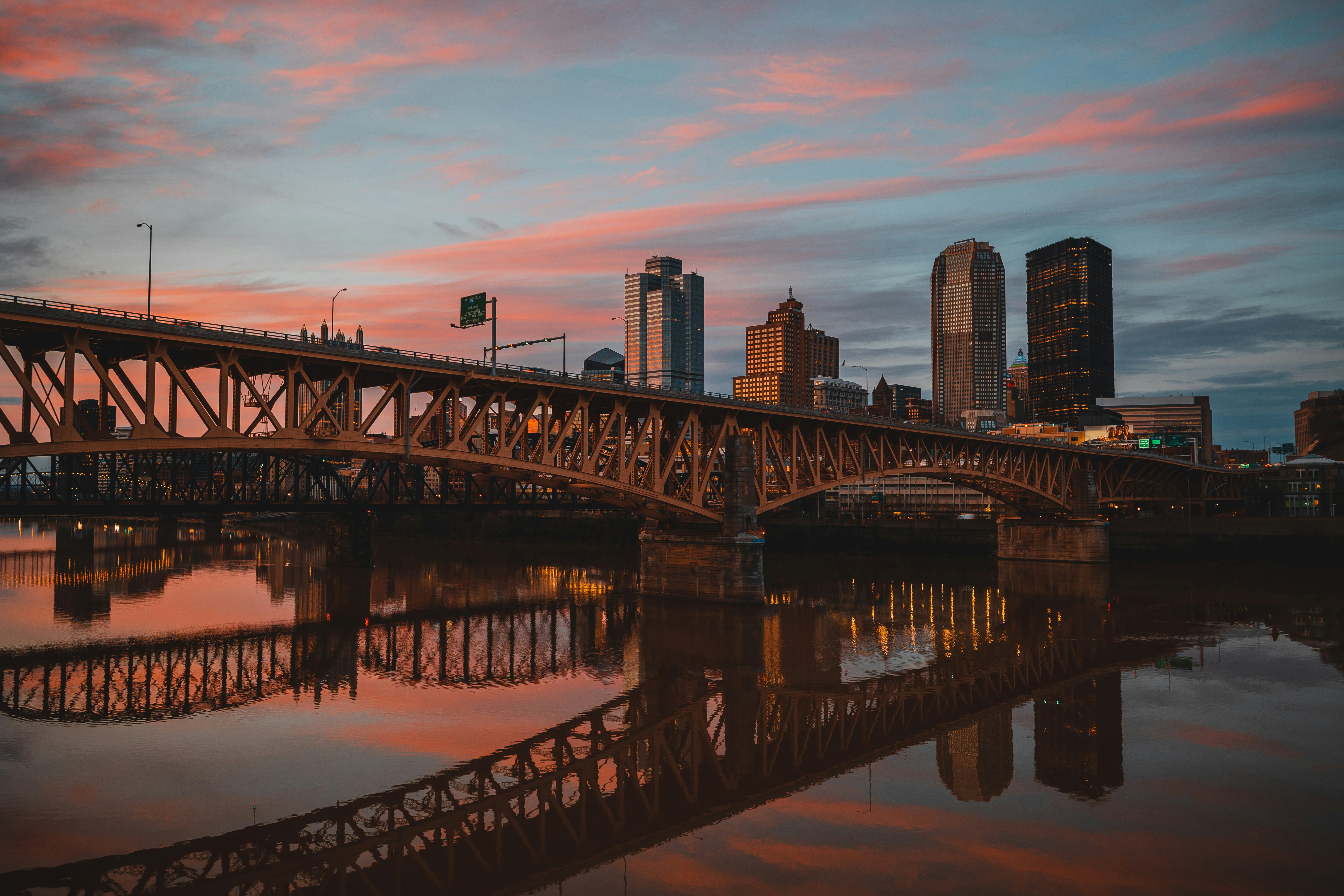 Un pont sur l’eau avec une ville en arrière-plan photo – Photo Pont ...