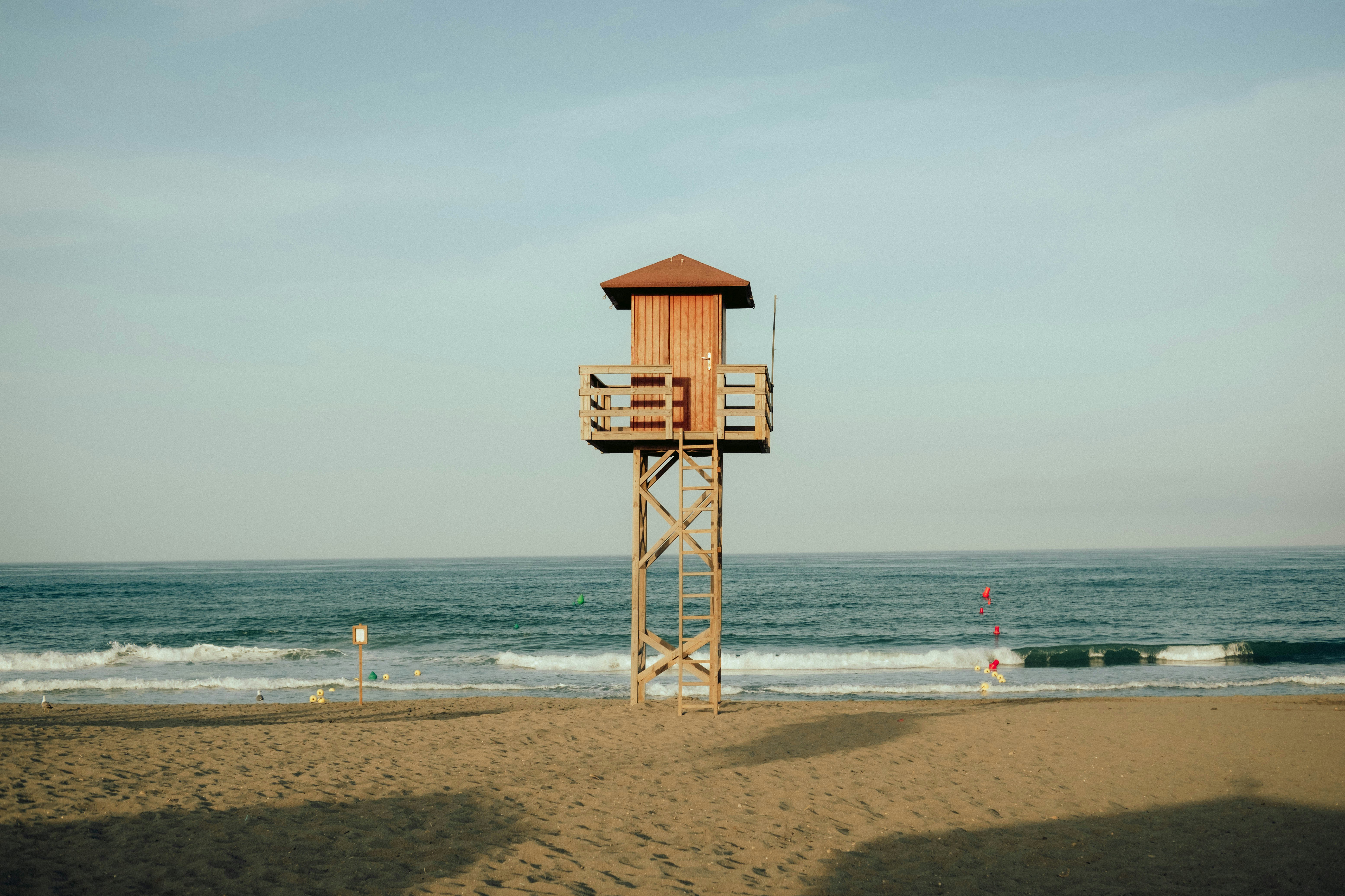 A wooden structure on a beach photo – Free Espanha Image on Unsplash