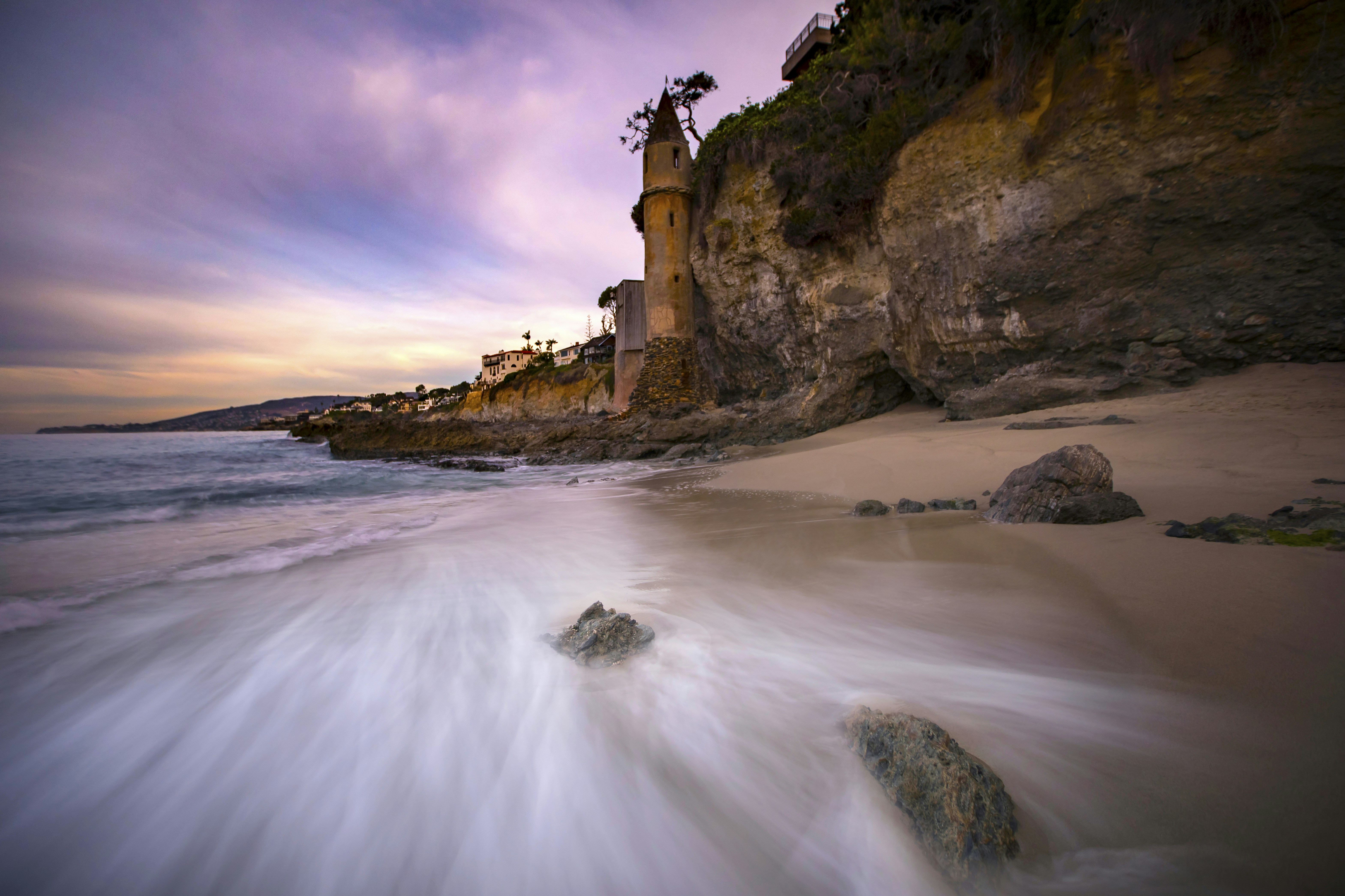 Une falaise rocheuse à côté d’un plan d’eau photo – Photo La nature ...