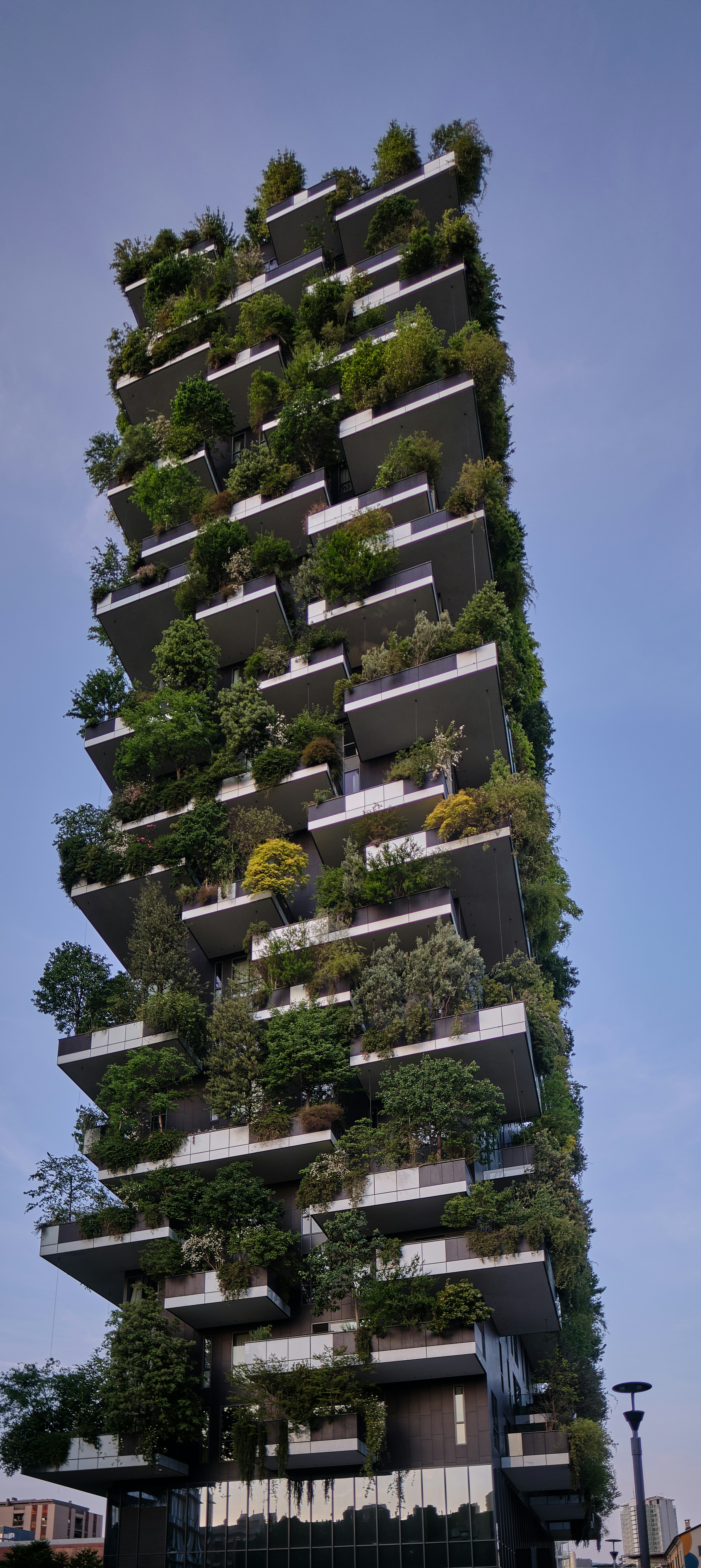 Foto Un edificio alto con muchas ventanas con Bosco Verticale en el fondo – Imagen Bosco ...