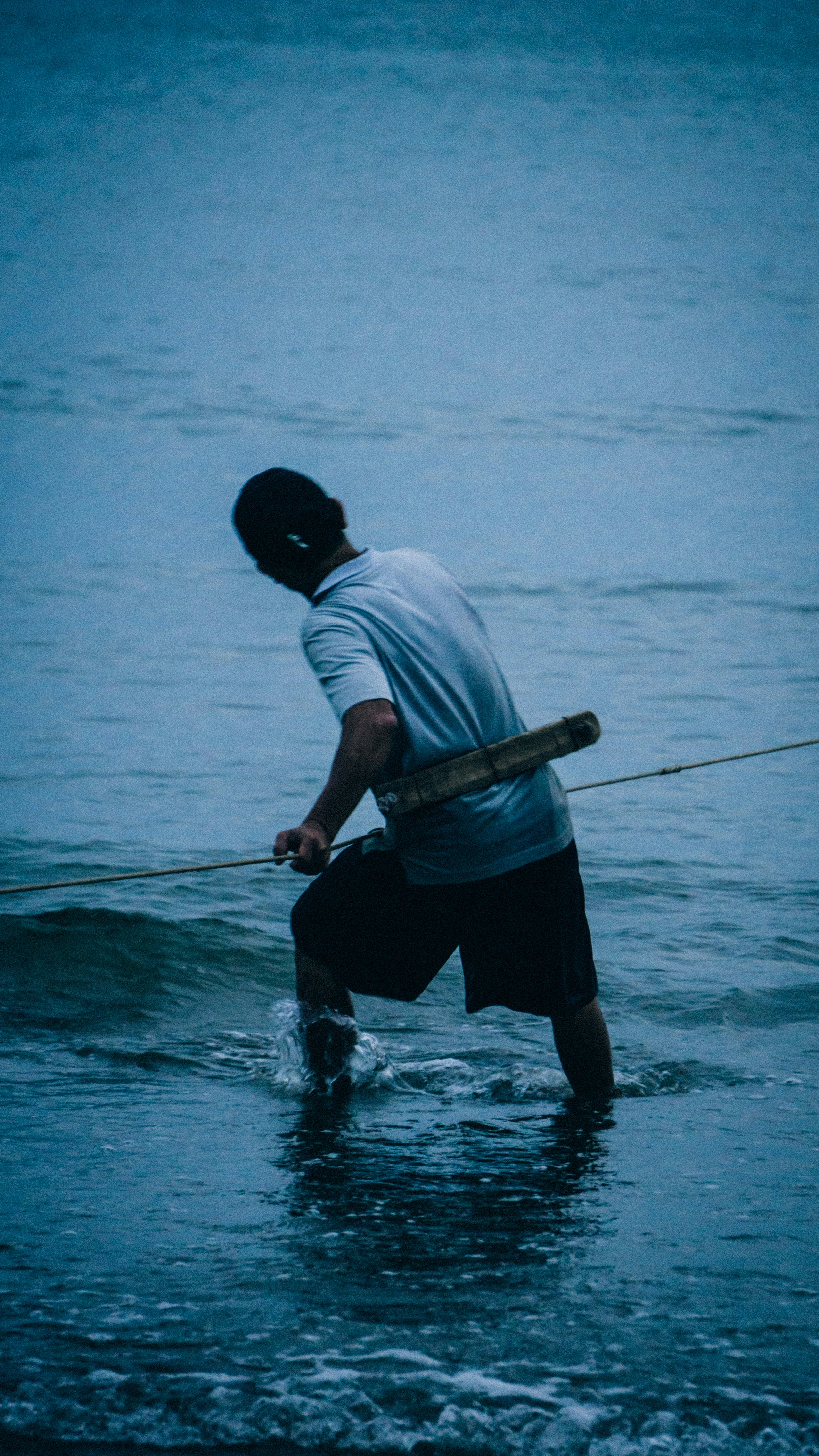 A man holding a paddle in the water photo – Free Human Image on Unsplash