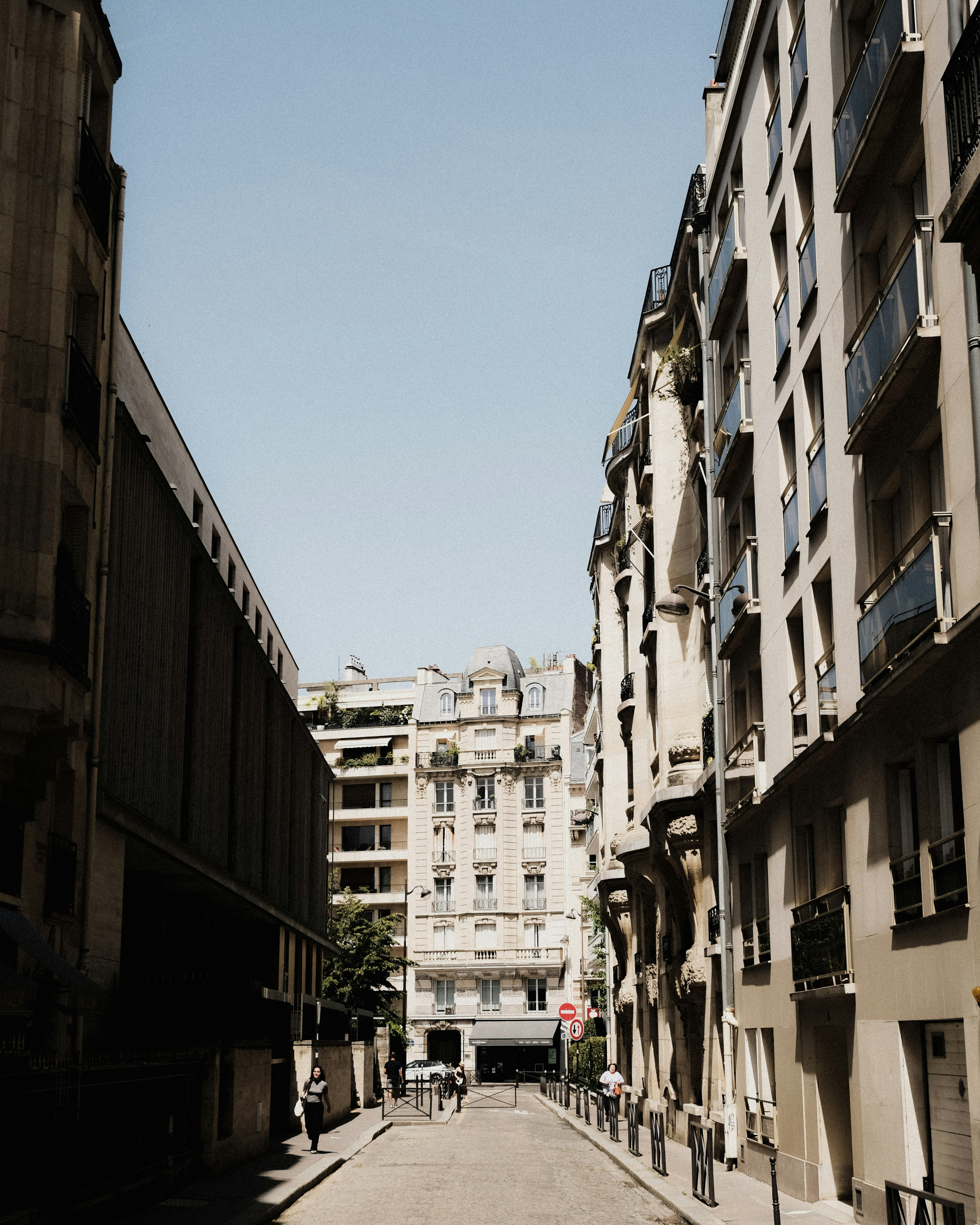 Une rue avec des bâtiments des deux côtés photo – Photo La France ...
